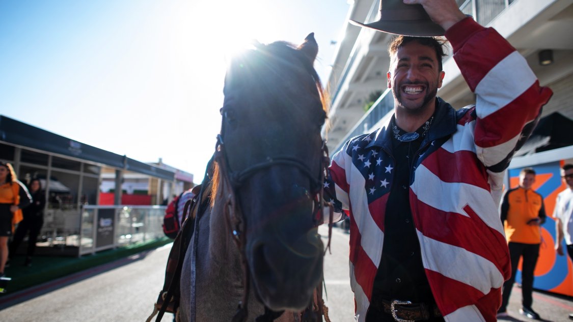 Video: Cowboy Ricciardo 'rijdt' op unieke wijze de paddock binnen ...