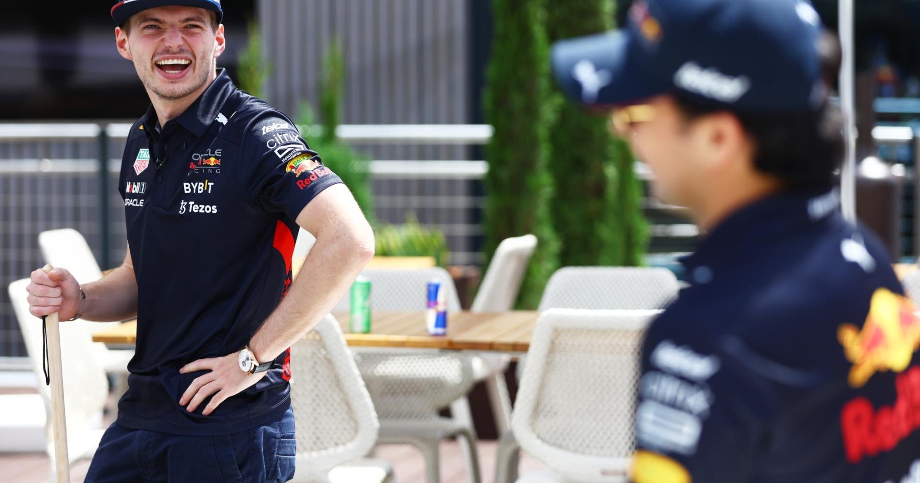 Video: Verstappen en Perez nemen het tegen elkaar op naast het asfalt | RacingNews365