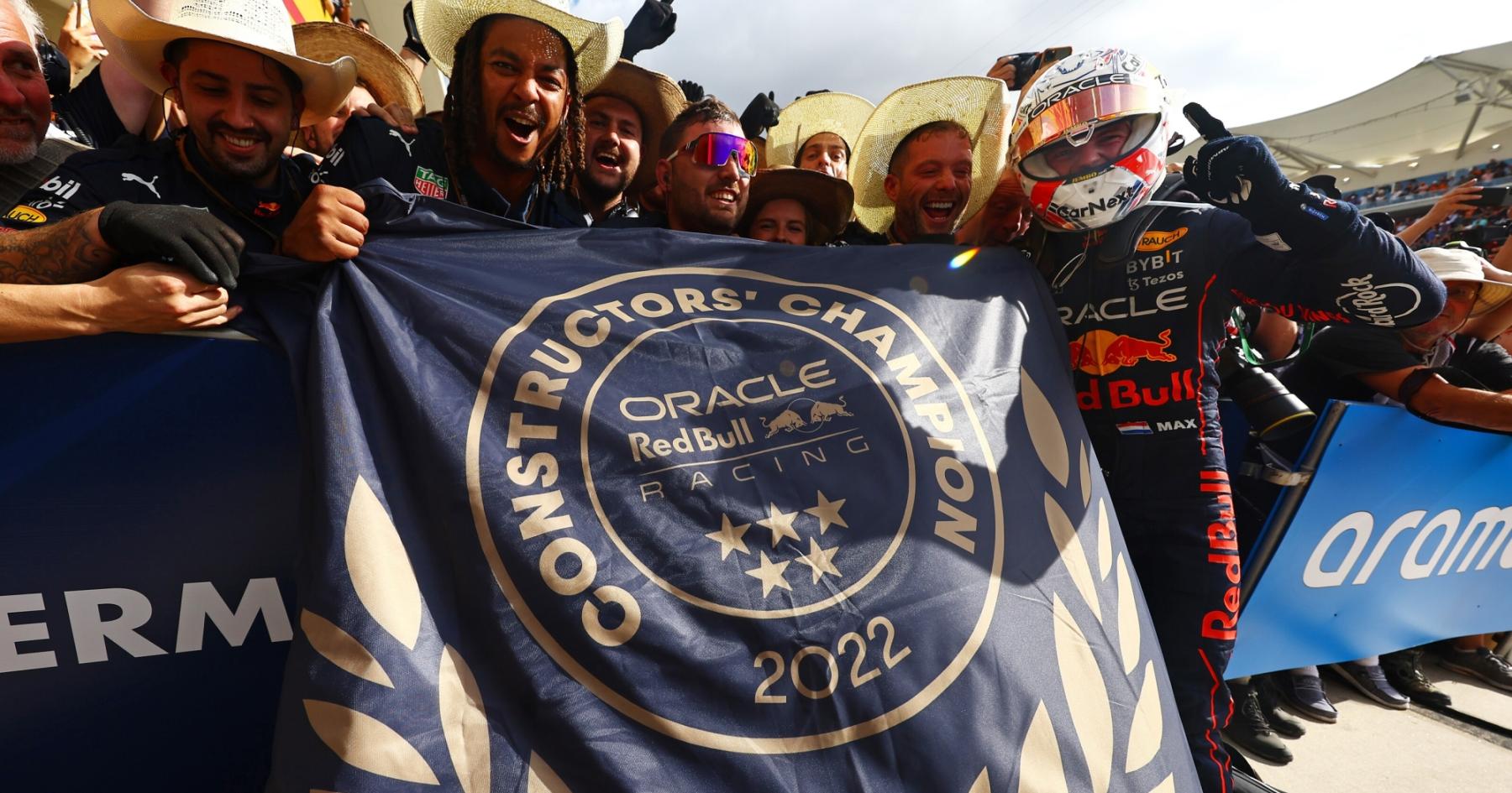 Red Bull viert feest na binnenhalen constructeurstitel, Horner houdt prachtig betoog | RacingNews365