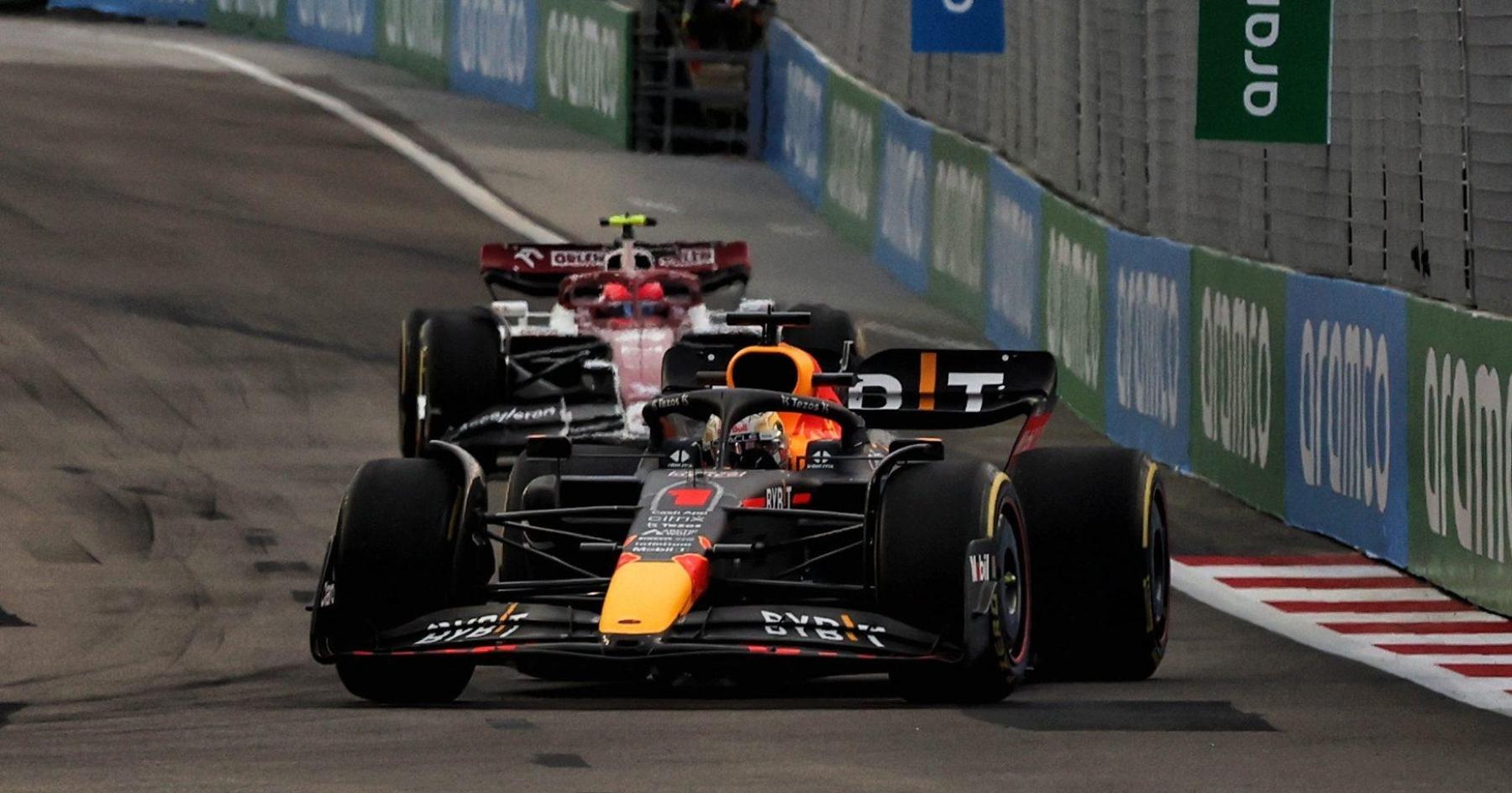 Hamilton verrast Verstappen tijdens eerste vrije training GP Singapore | RacingNews365