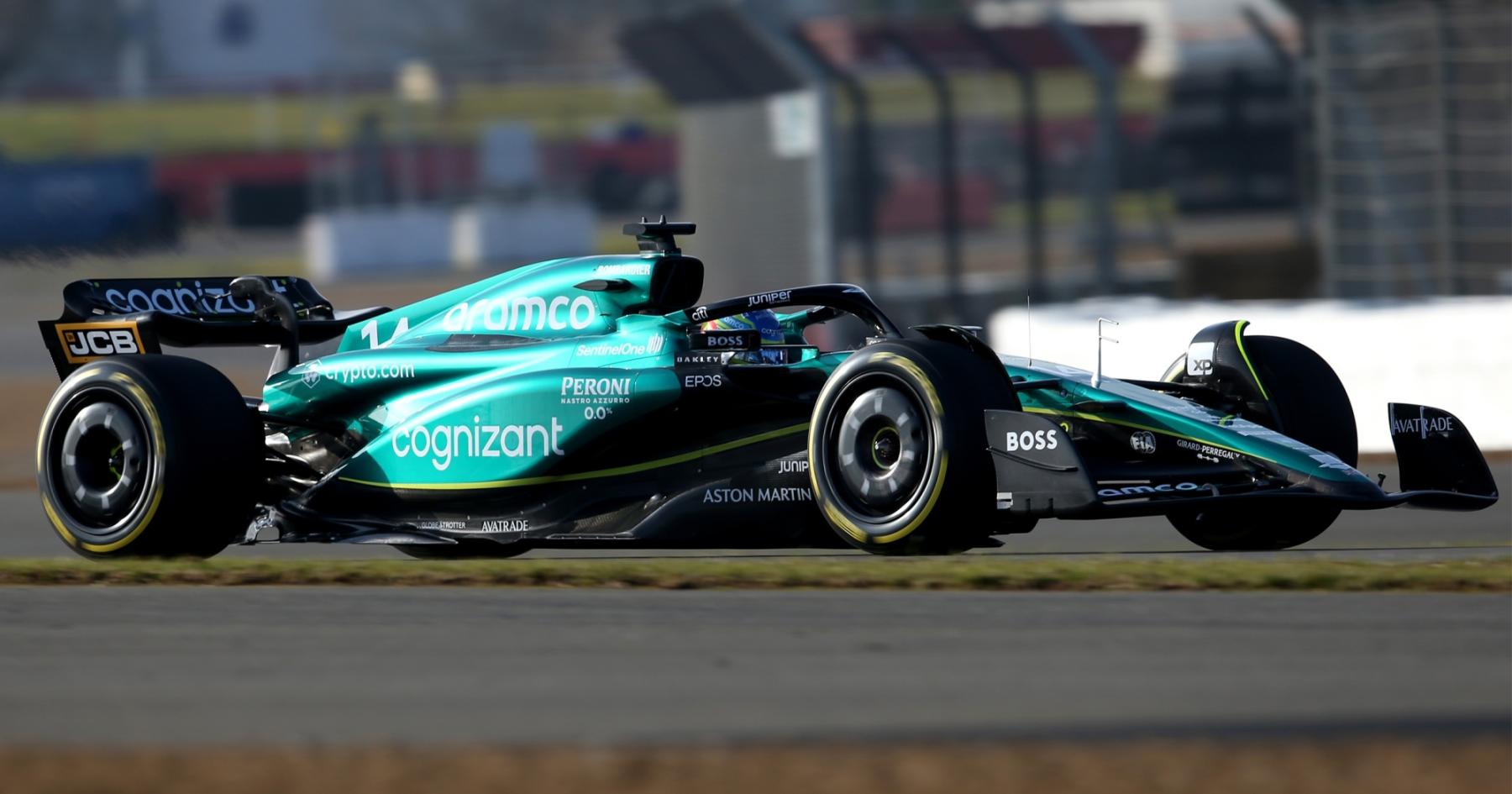 Video: Alonso laat zijn nieuwe Aston Martin-bolide alle hoeken van het circuit zien | RacingNews365