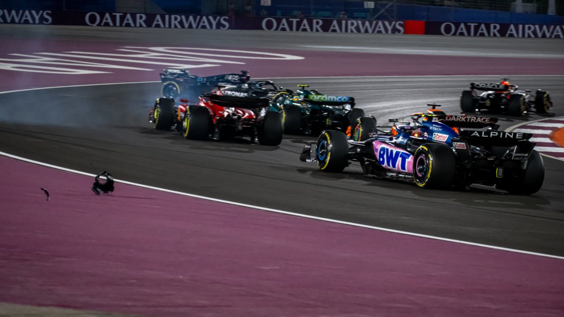 Mercedes houdt Hamilton de hand boven het hoofd na crash: "Kan gebeuren ...