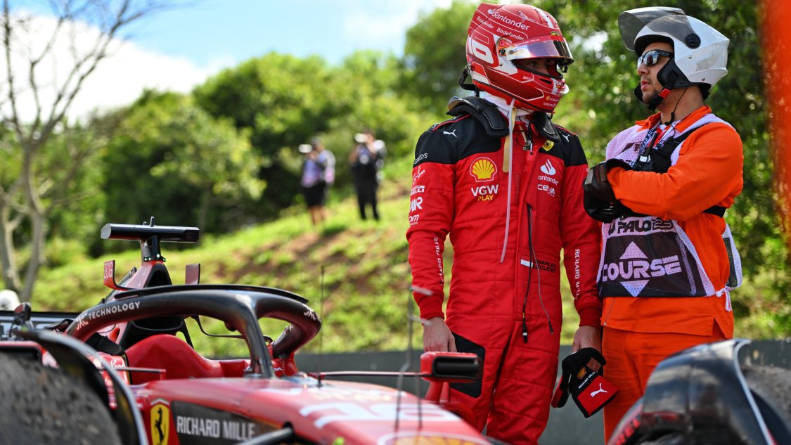 Ferrari-fratsen hakken erin bij gefrustreerde Leclerc: "Ik weet het ...