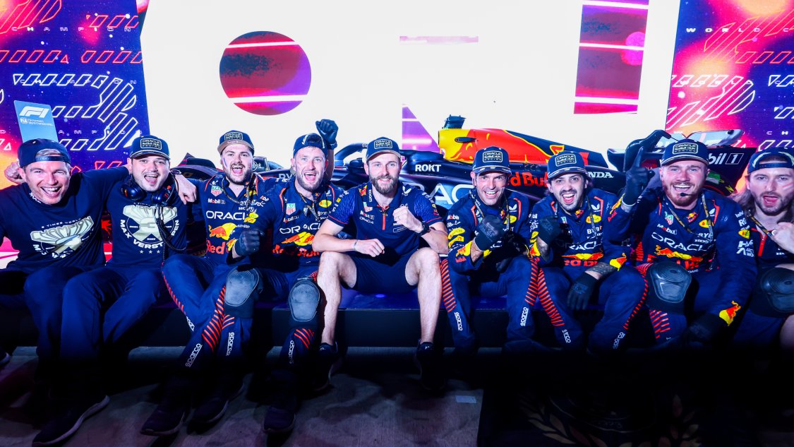 In beeld: Red Bull viert groots feest na derde titel Verstappen | RacingNews365