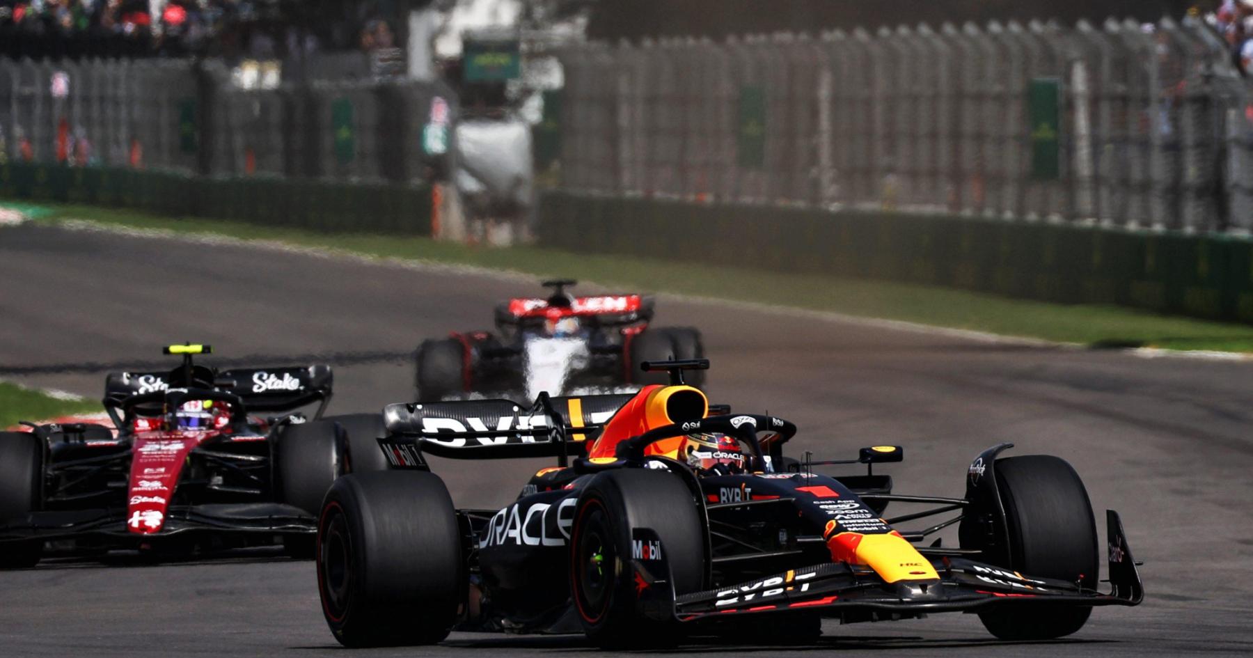 Verstappen en engineer lachen om Bottas na mini-sprintrace in VT2 ...