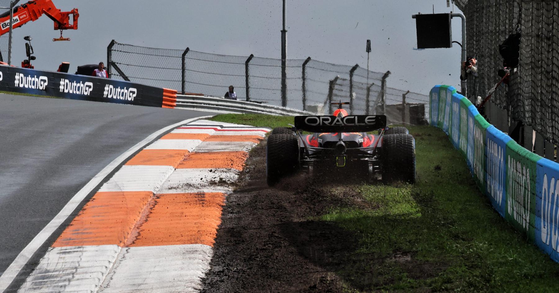 Verstappen ondanks schrikmomentje naar snelste tijd in natte tombola GP Nederland | RacingNews365