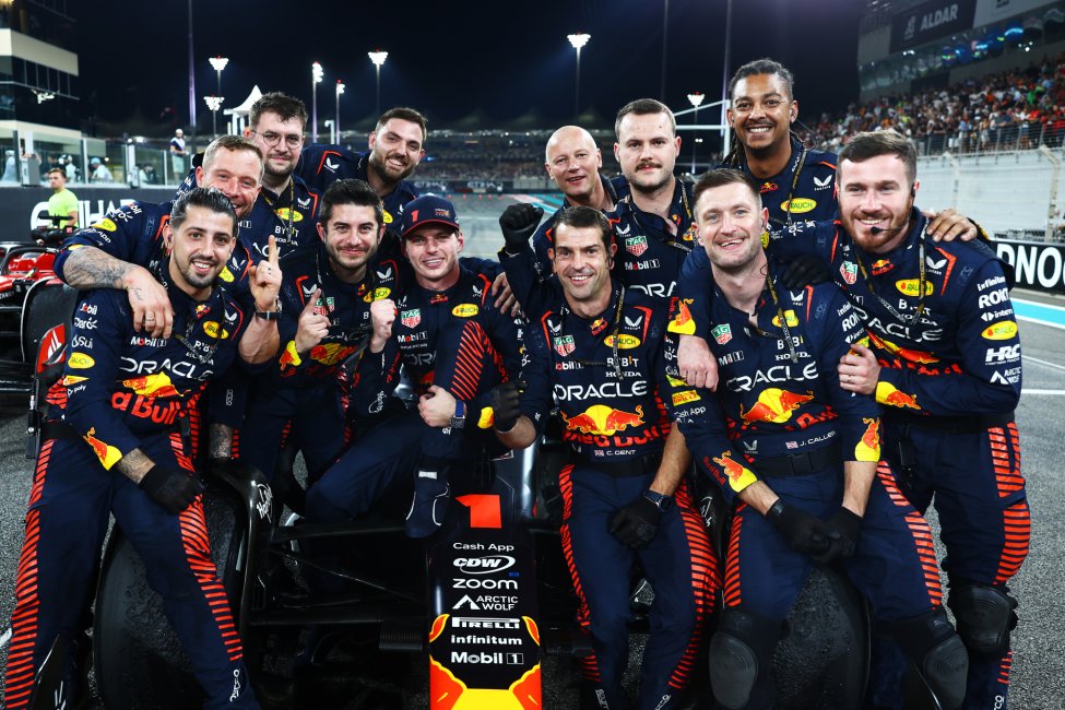 Red Bull-feest barst los na meest dominante F1-seizoen aller tijden | RacingNews365