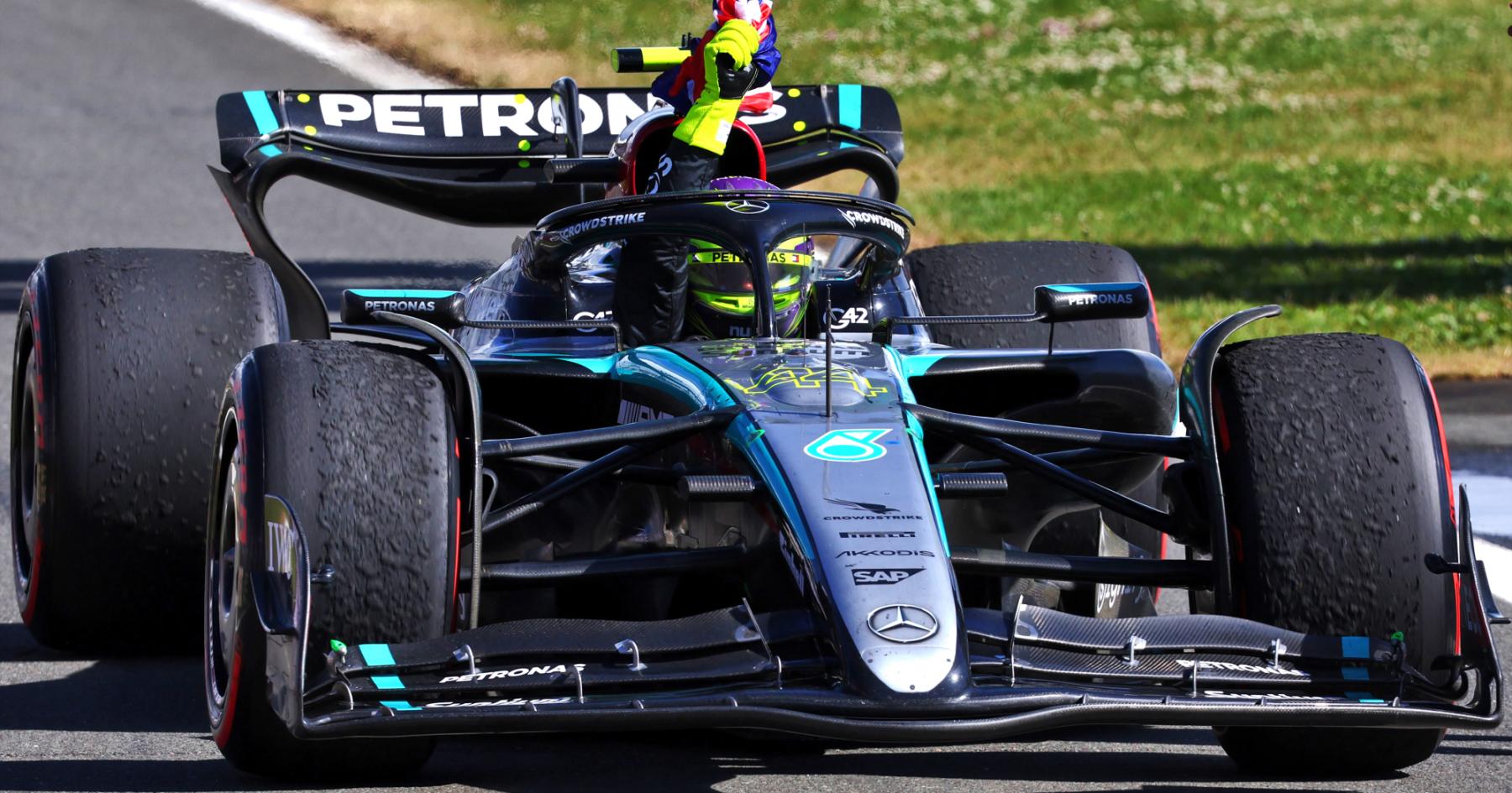 Mercedes onthult ware reden voor 'plotselinge' comeback | RacingNews365