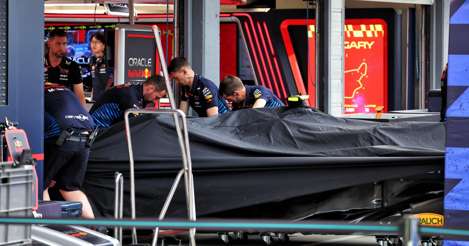 Verstappen reageert op crash Perez: "En meer wil ik er niet over zeggen" | RacingNews365