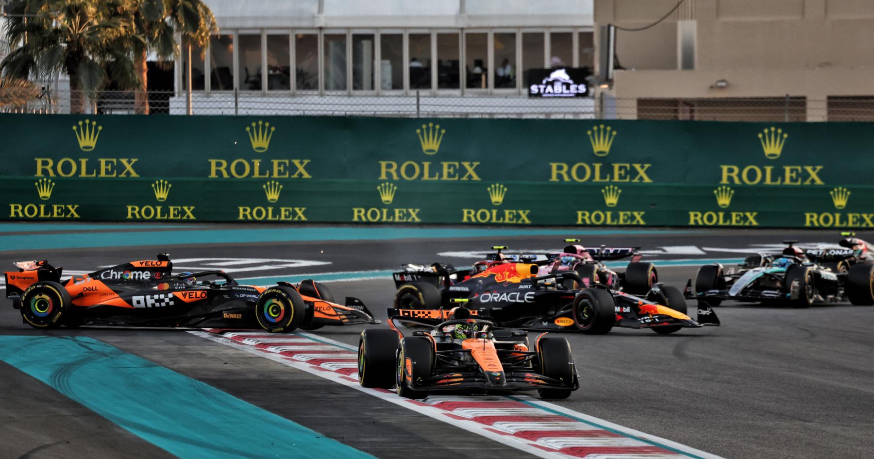 Piastri deelt gortdroge reactie op incident met Verstappen | RacingNews365