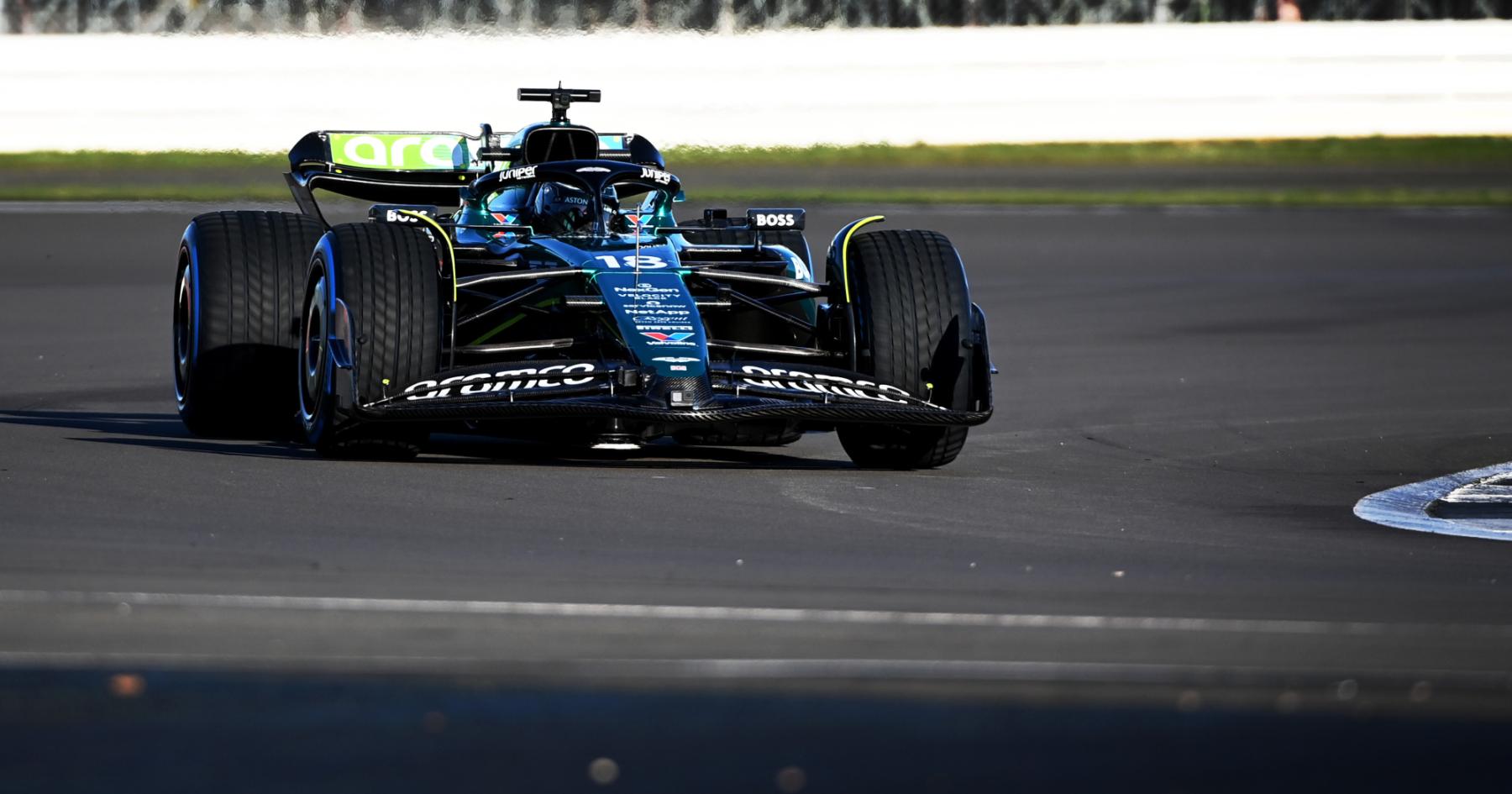 Video: Aston Martin scheurt over het circuit met gloednieuwe F1-bolide | RacingNews365