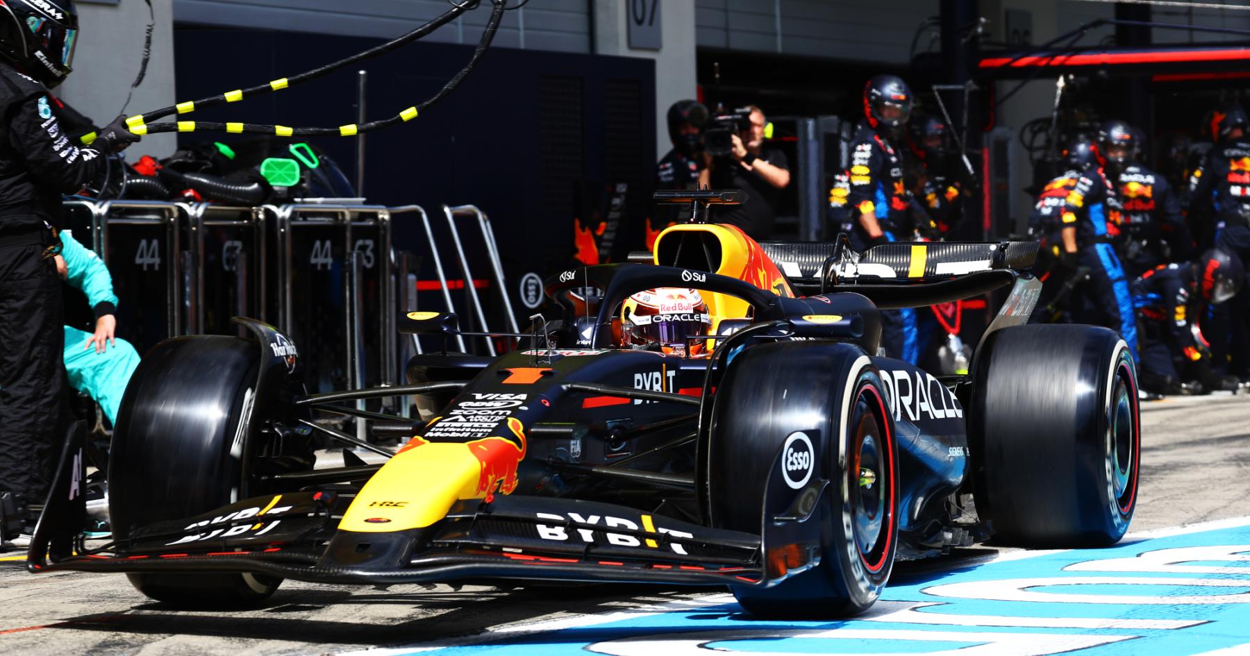 Red Bull geeft uitleg over mislukte pitstop Verstappen | RacingNews365