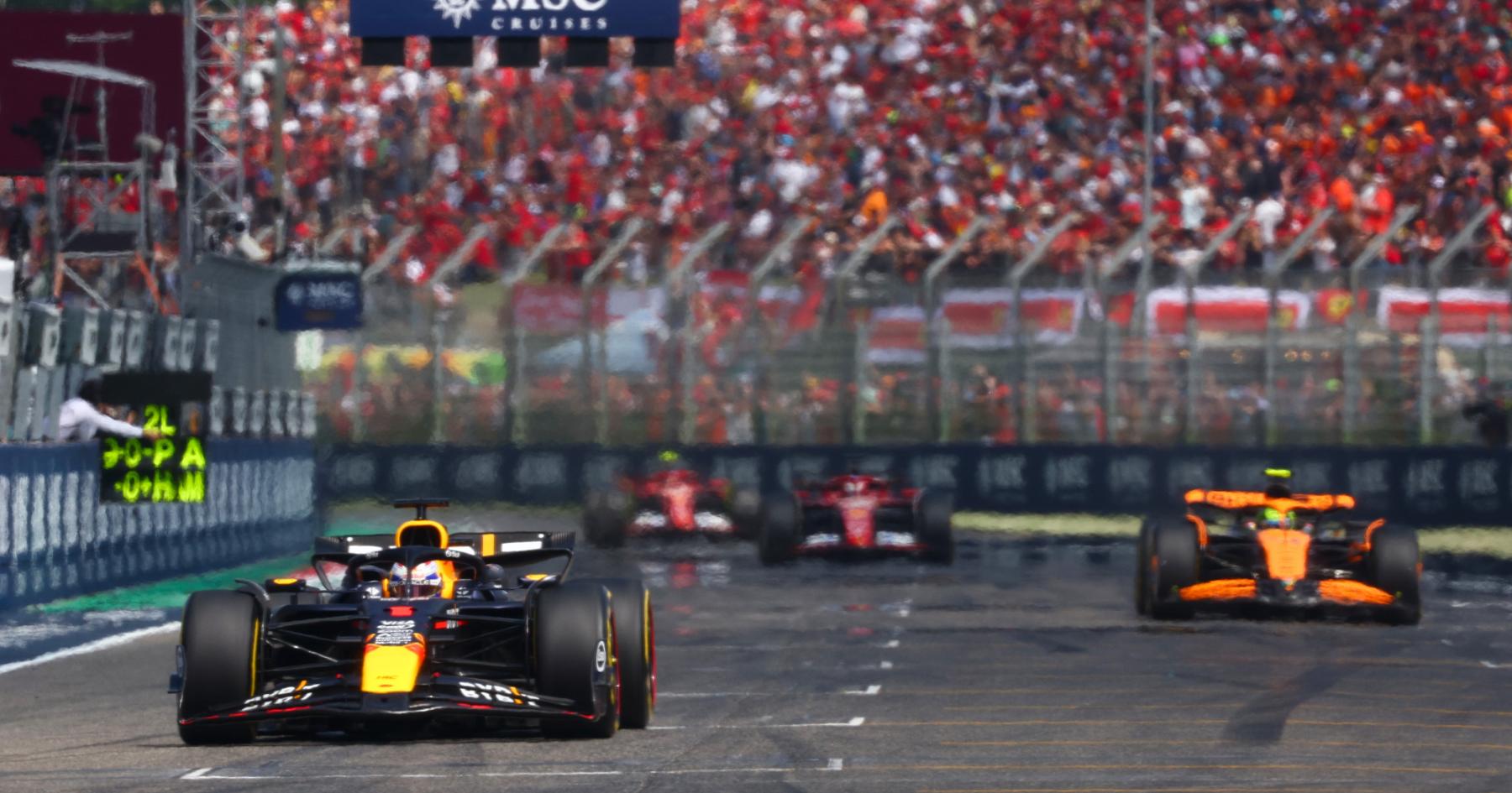 WK-stand na GP Emilia-Romagna: Verstappen deelt mokerslag uit | RacingNews365