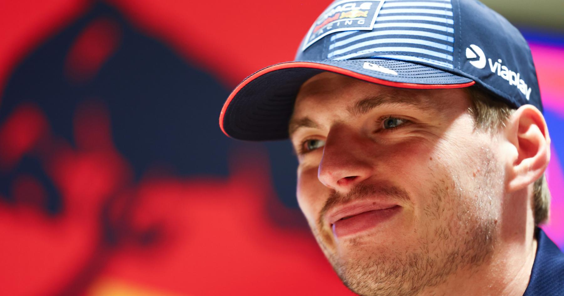 Verstappen overspoeld met betekenisvolle Red Bull-cadeautjes | RacingNews365