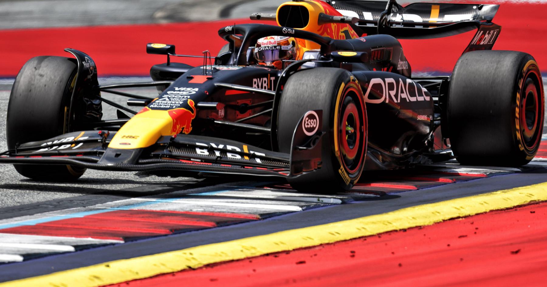 Samenvatting vrije training Oostenrijk: Verstappen heeft problemen én snelste tijd | RacingNews365