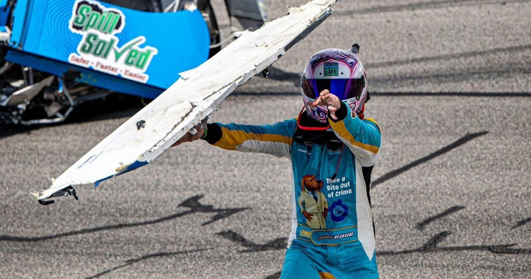 Video: Enraged driver attacks rival car in bizarre incident | RacingNews365