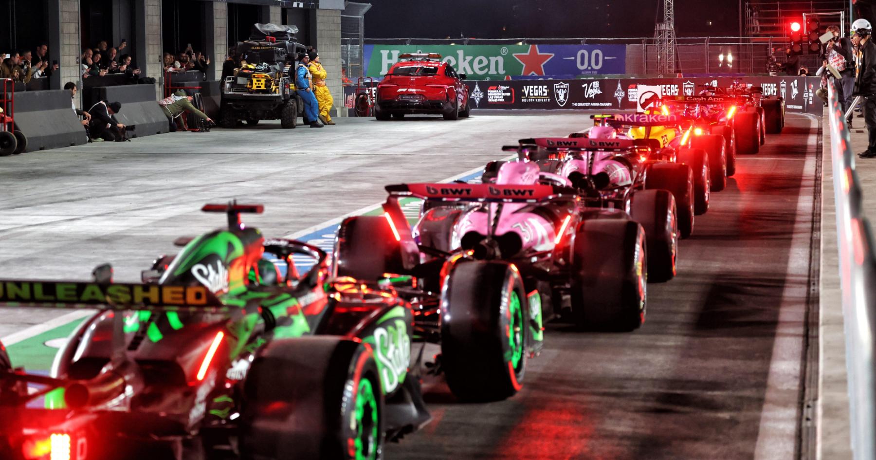 Aangepaste startopstelling Formule 1 GP Las Vegas na pitstart | RacingNews365