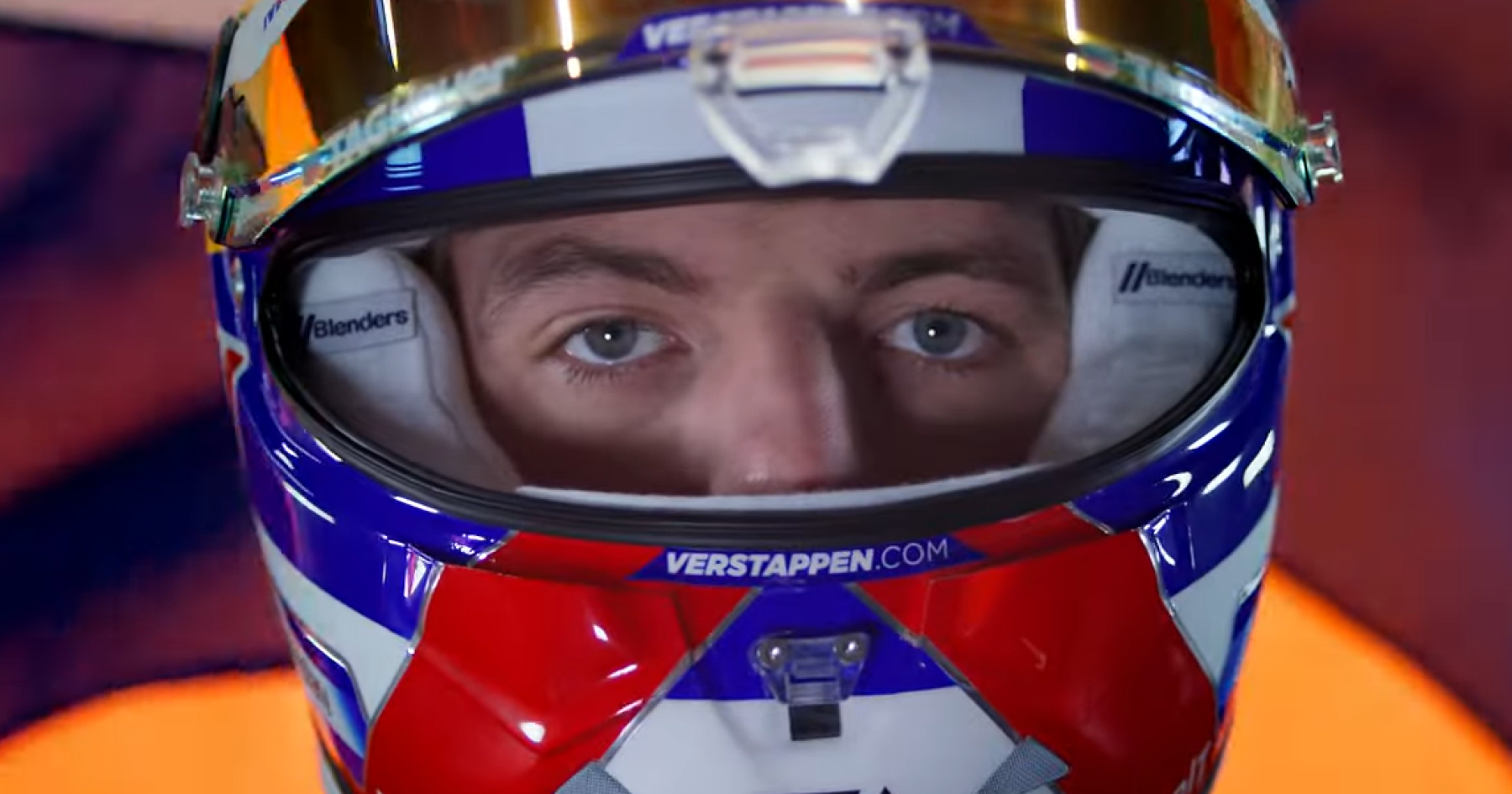 Verstappen onthult nieuwe racehelm voor 2024 | RacingNews365