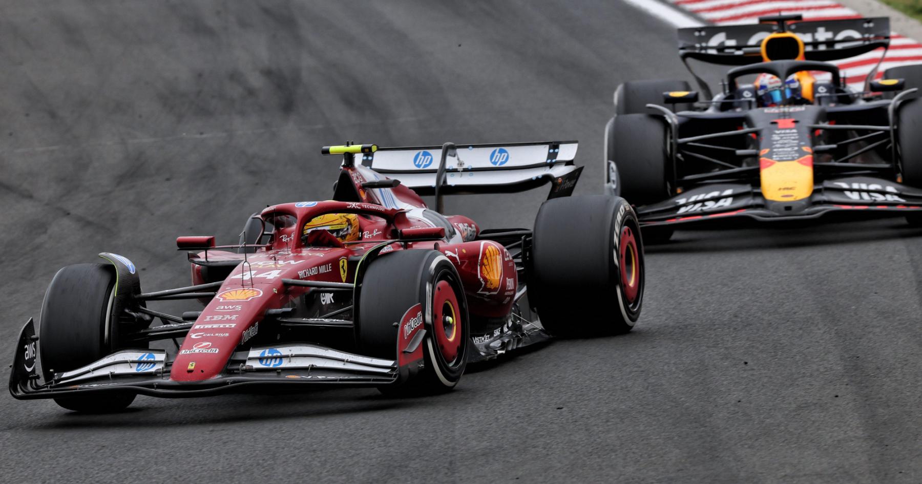 Hamilton reageert kortaf op moment met Verstappen | RacingNews365