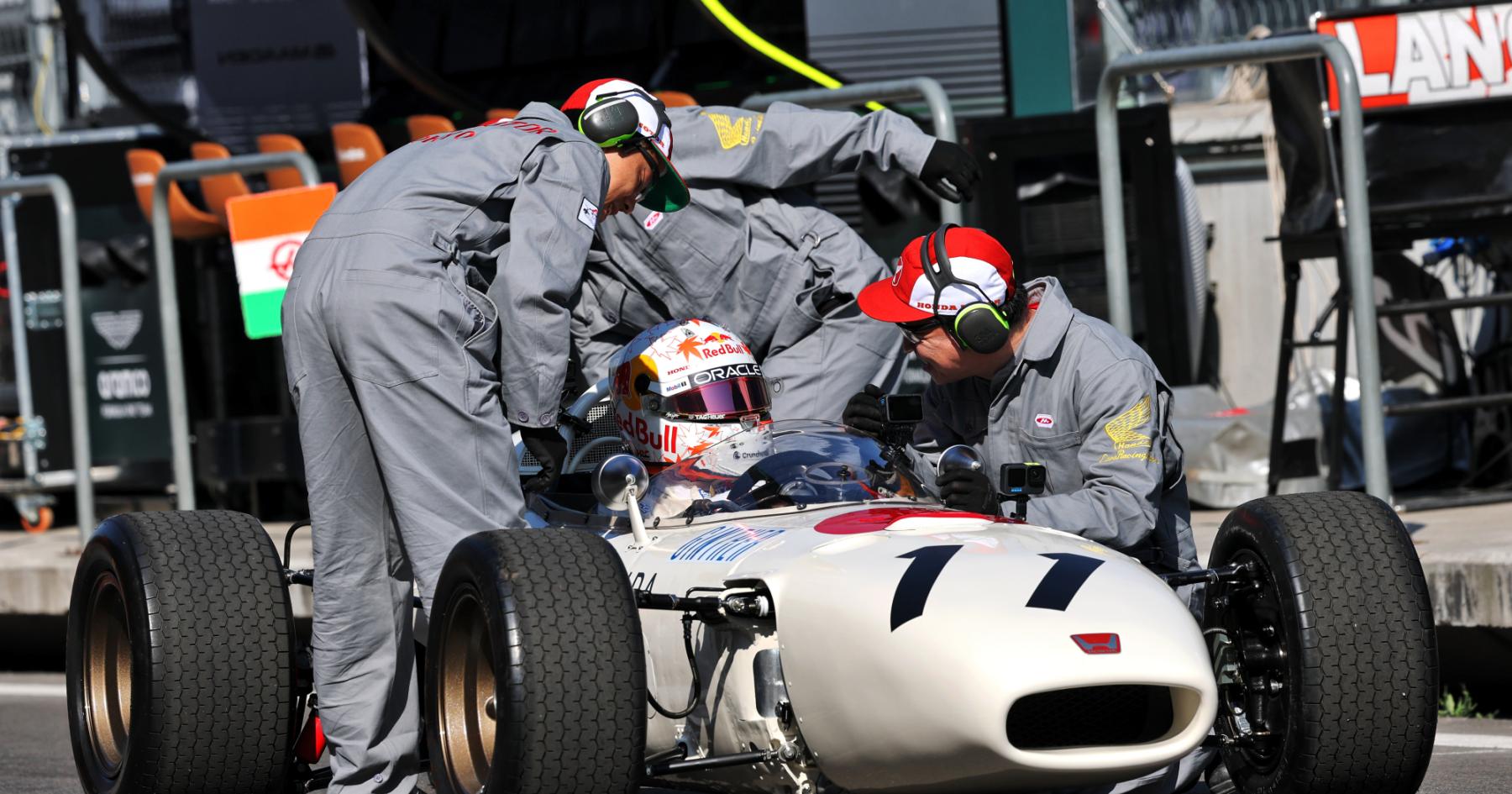 Tsunoda valt stil tijdens showrun met legendarische Honda | RacingNews365