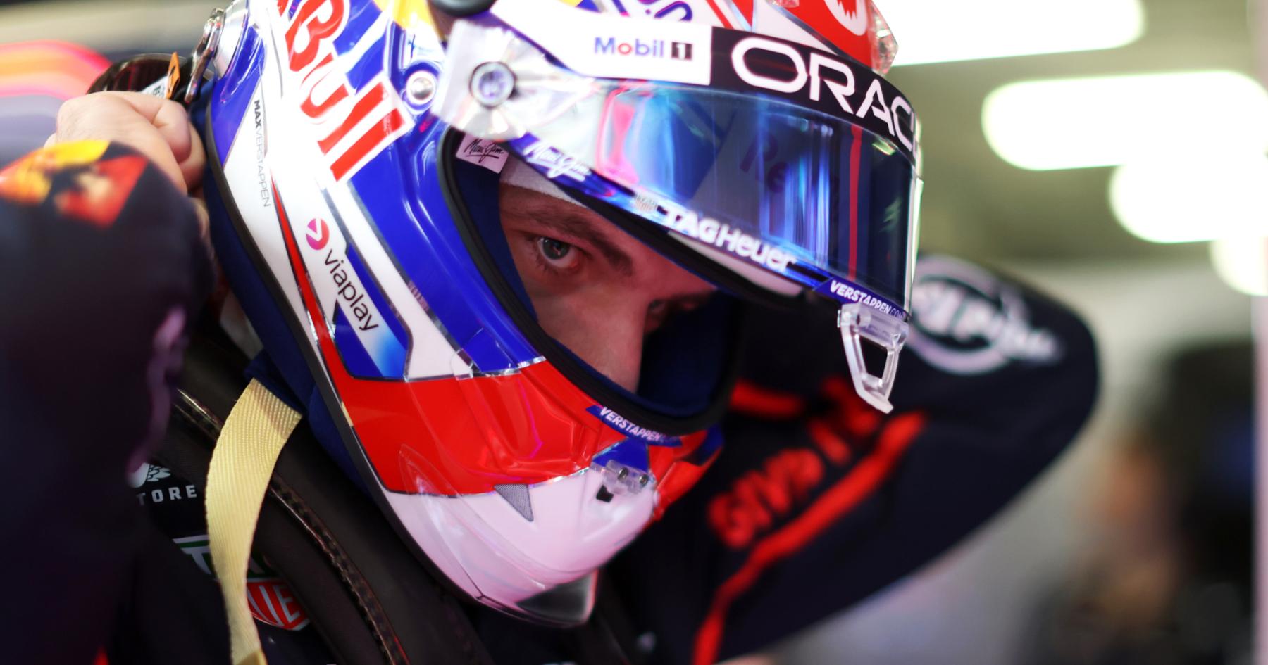 Verstappen onthult gloednieuwe helm | RacingNews365