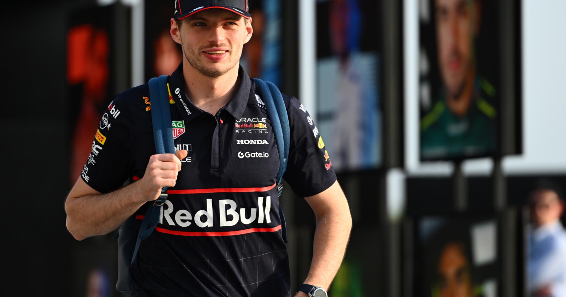 Verstappen haalt schouders op na 'verhit' Red Bull-gesprek | RacingNews365