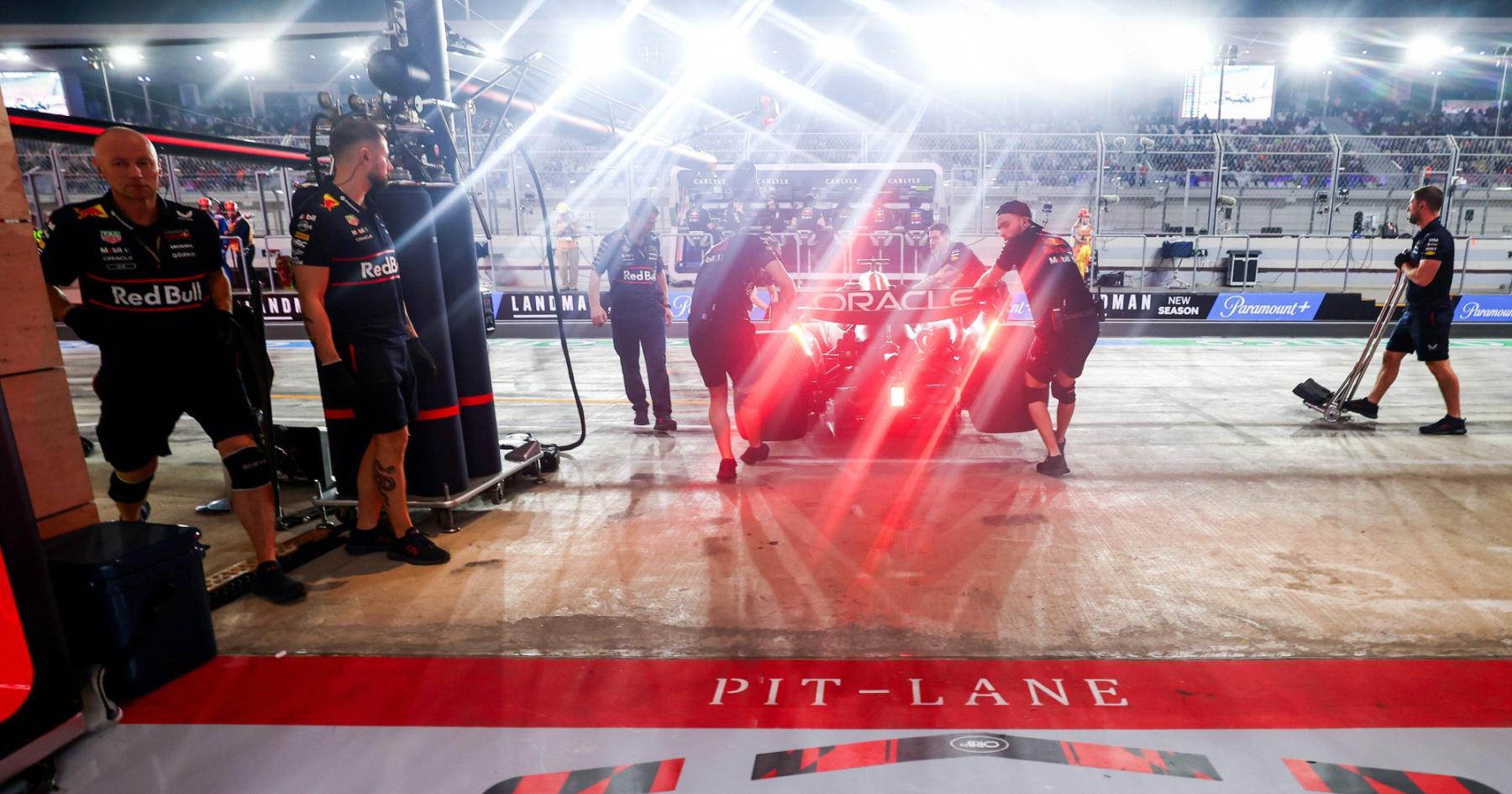 Red Bull vervangt handjevol onderdelen aan auto Verstappen | RacingNews365