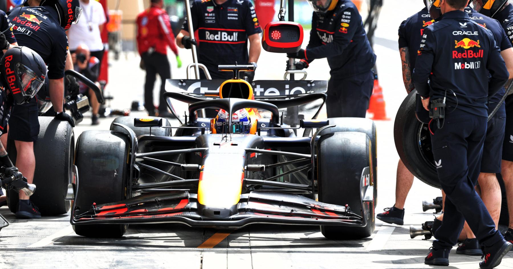 Verstappen valt op twee manieren op in Bahrein, Ferrari bovenaan | RacingNews365