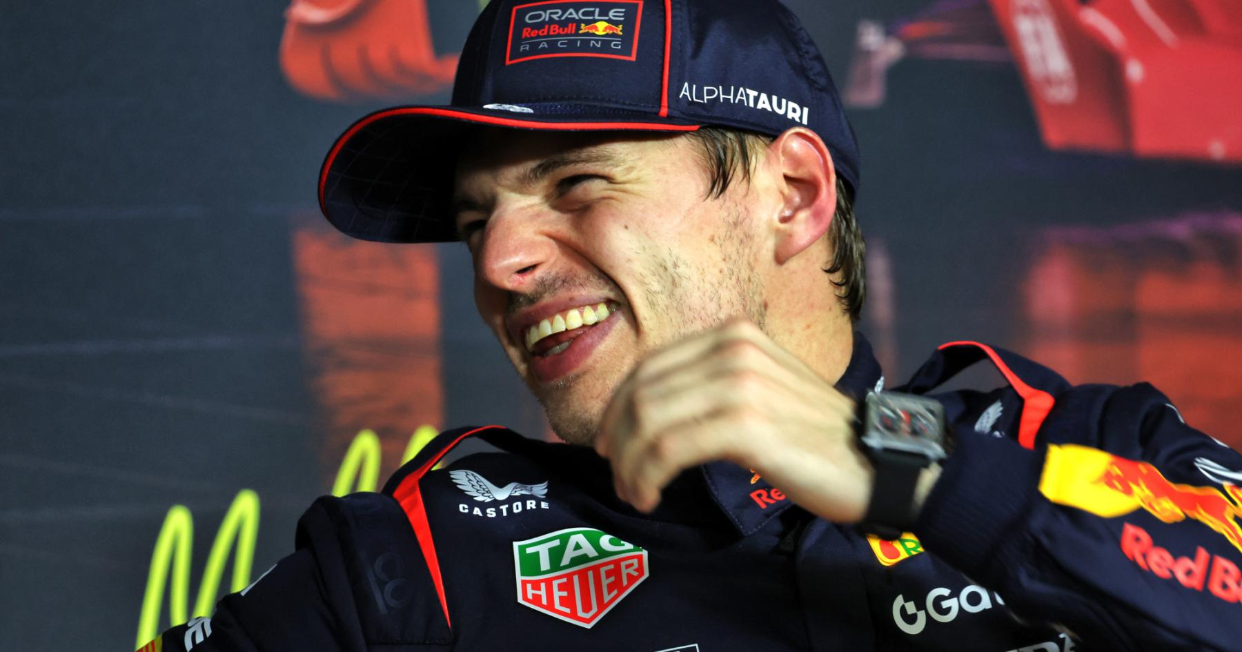 Verstappen krijgt lachers op zijn hand na gortdroge reactie op mogelijke regenrace | RacingNews365