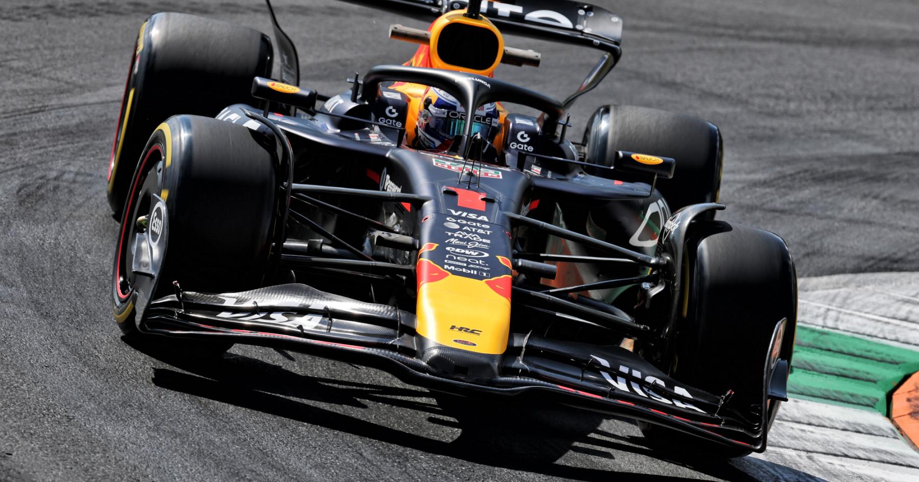 Verstappen afgetroefd door opvallende tegenstander in het rood | RacingNews365