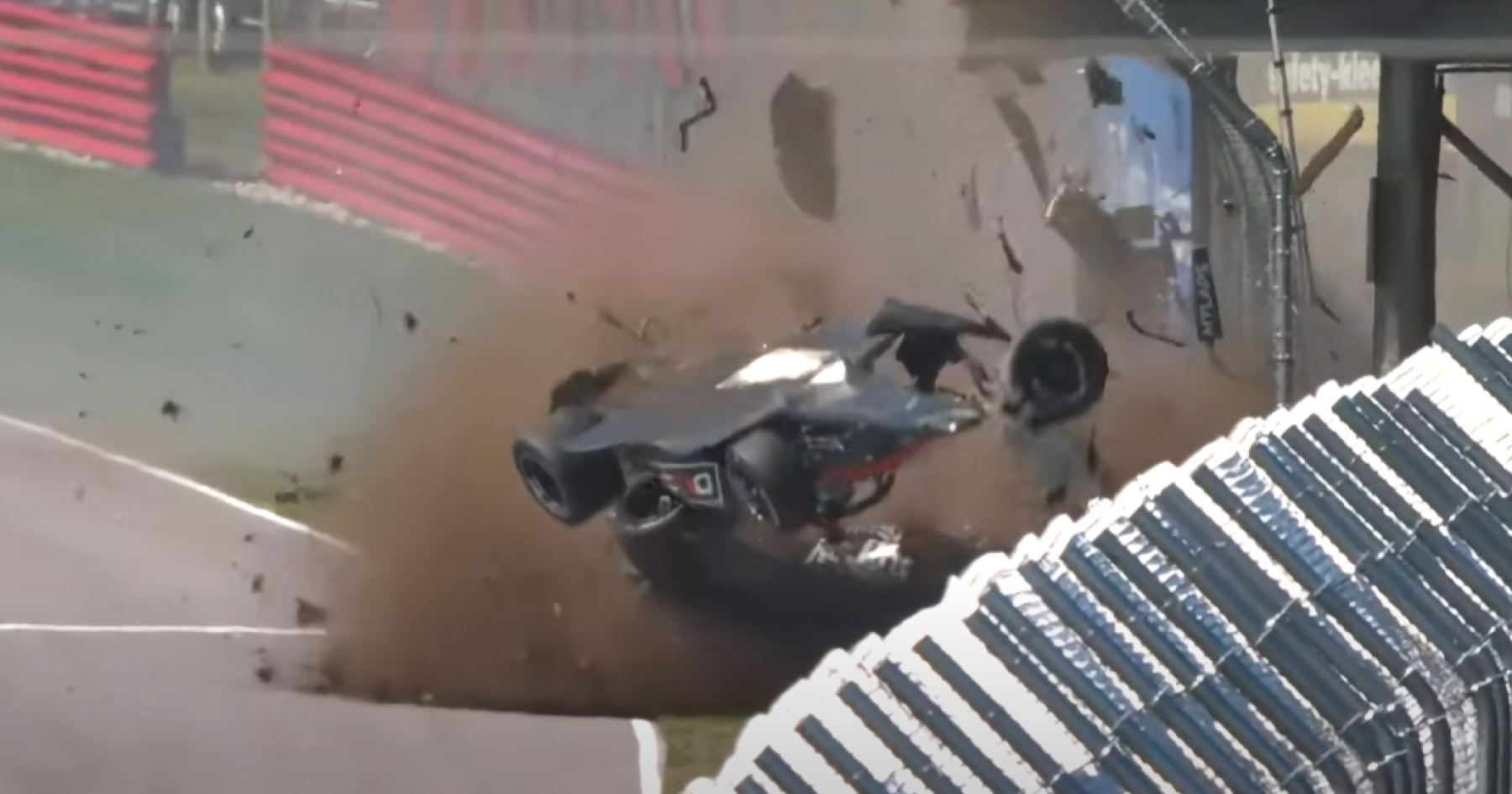 Opstapklasse IndyCar opgeschrikt door huiveringwekkende backflip ...