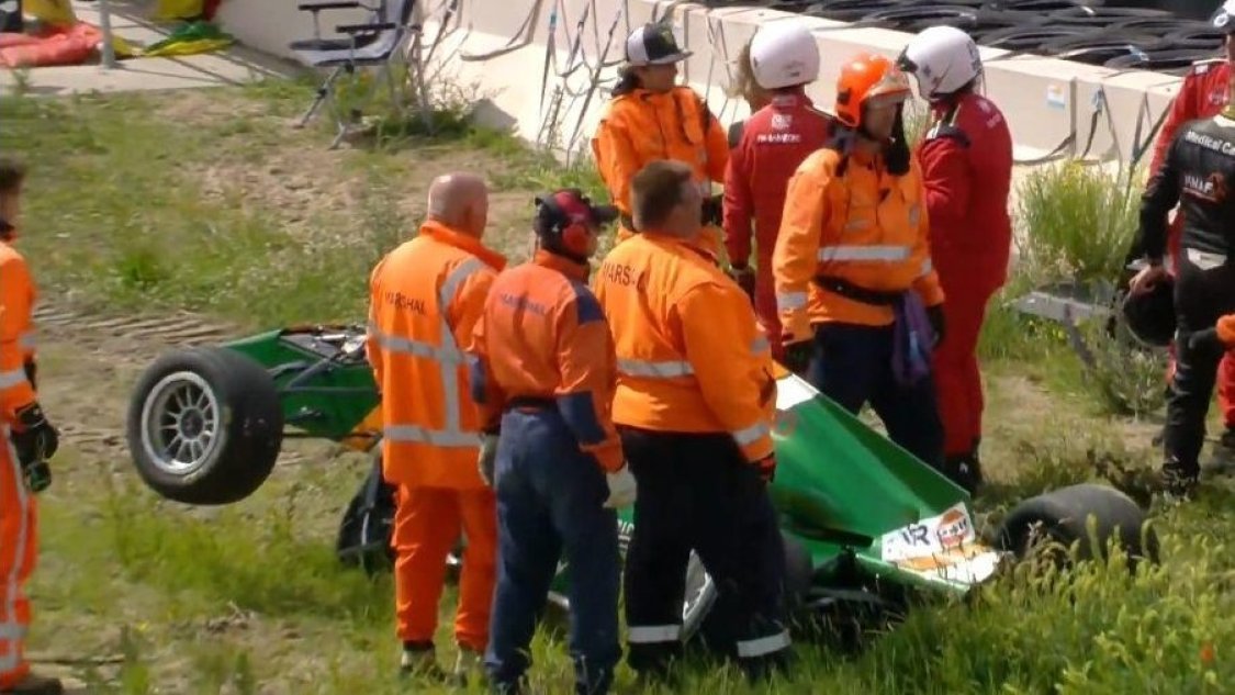 Bizarre crash op Zandvoort: F3-bolide vliegt na vierdubbele salto de ...