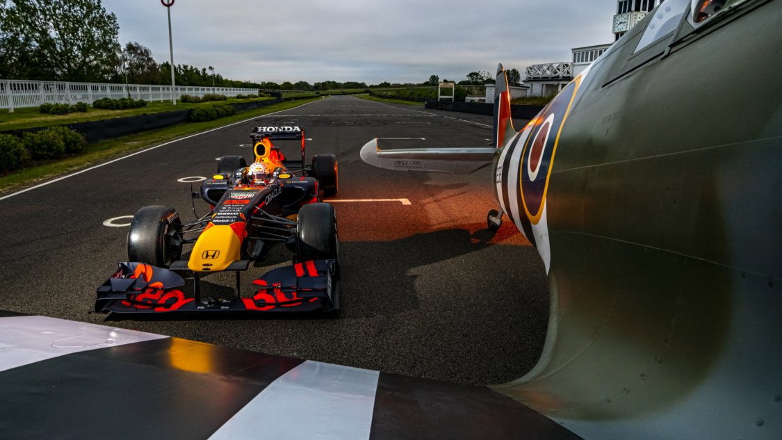 Video: Verstappen racet met Red Bull tegen iconische spitfire ...