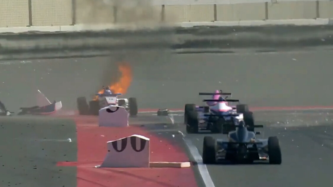 Video: Formule 4-coureur stapt uit brandende auto na zware crash ...