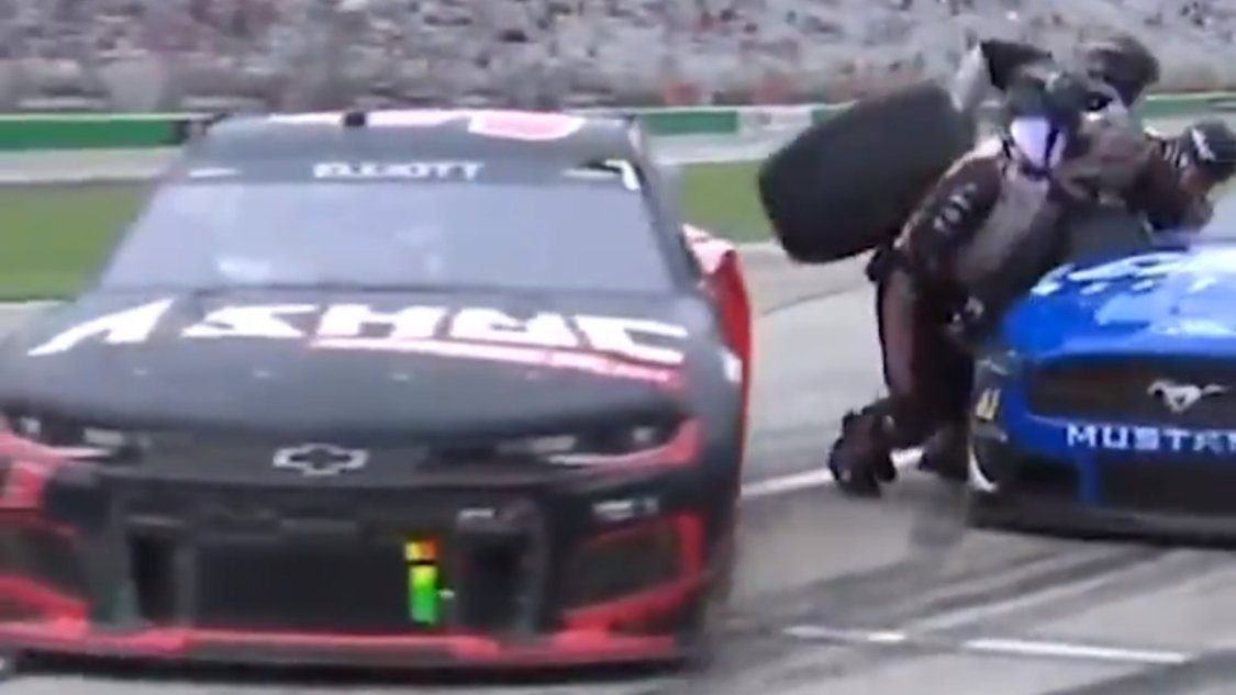 Video: Mechanic gets hit by a wheel during NASCAR pit stop | RacingNews365