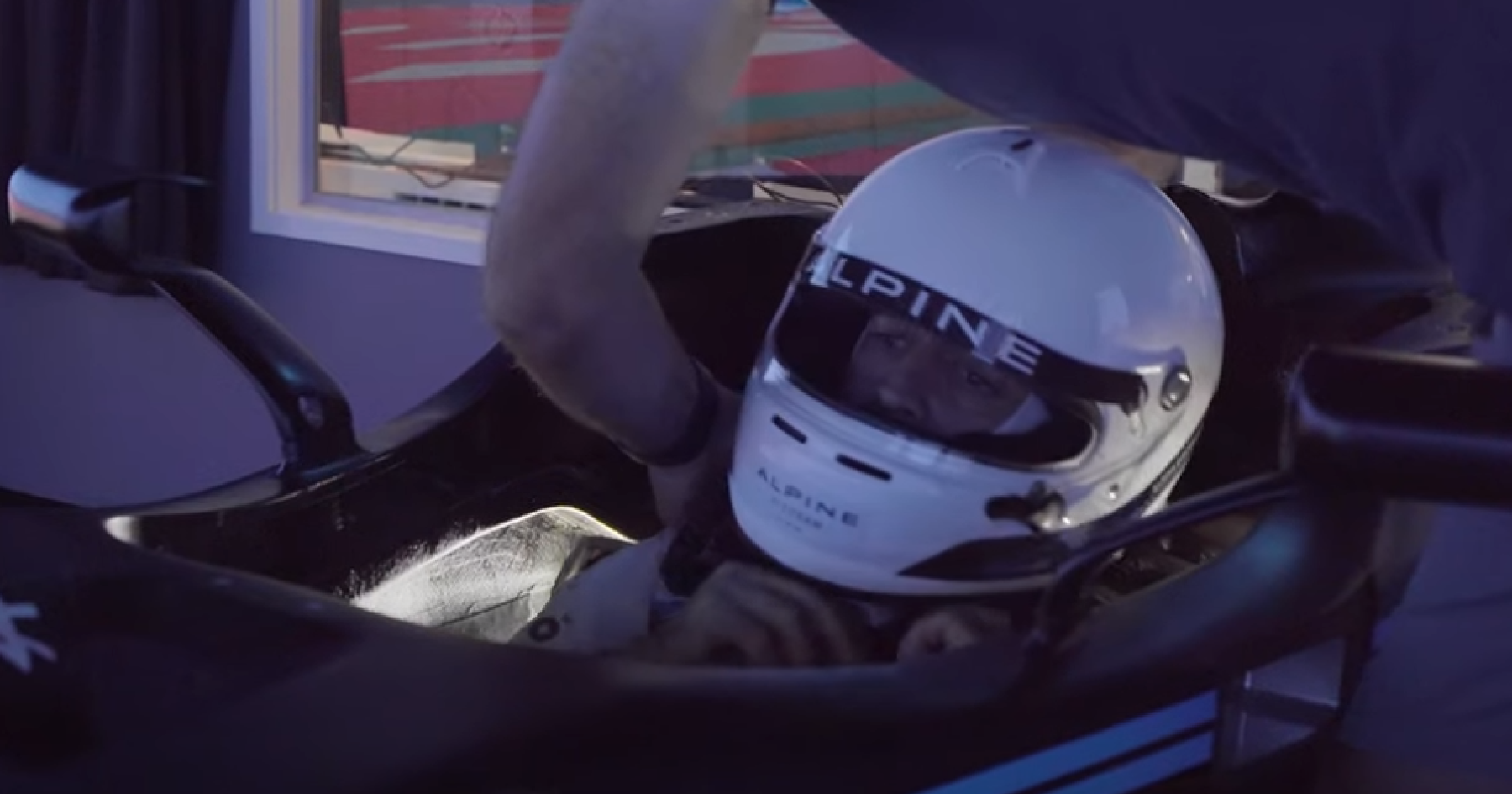 Video: Alonso demonstreert F1-simulator van Alpine | RacingNews365