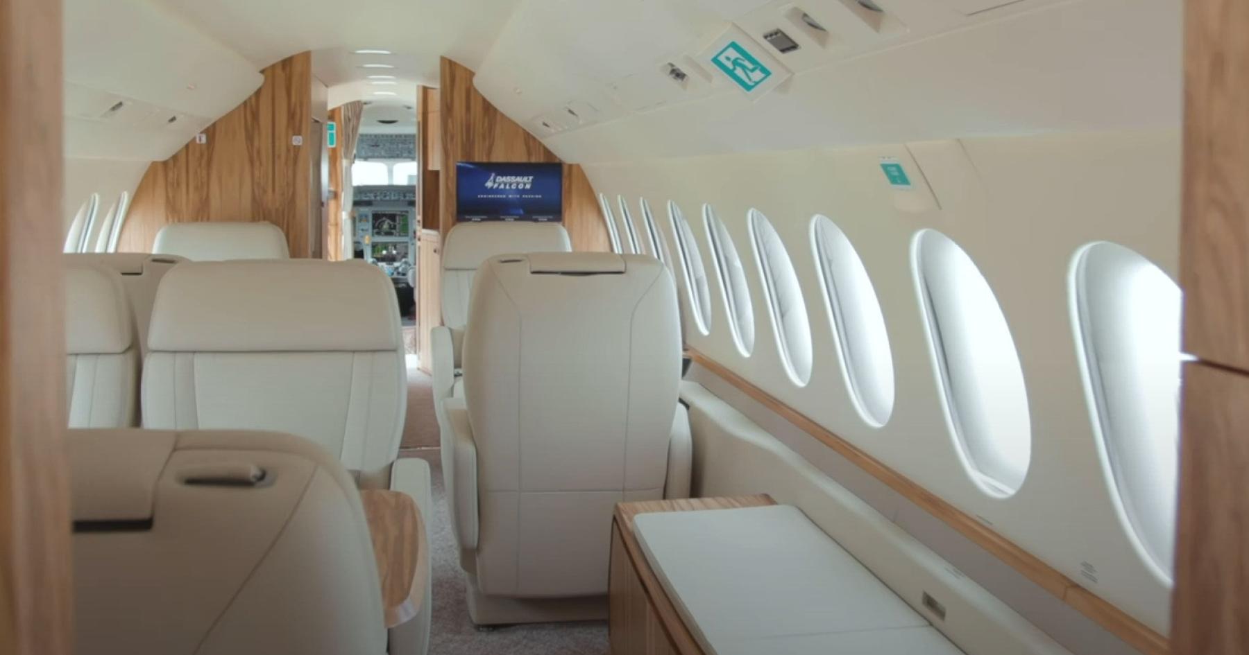 Aan boord bij het nieuwe vliegtuig van Max Verstappen | RacingNews365