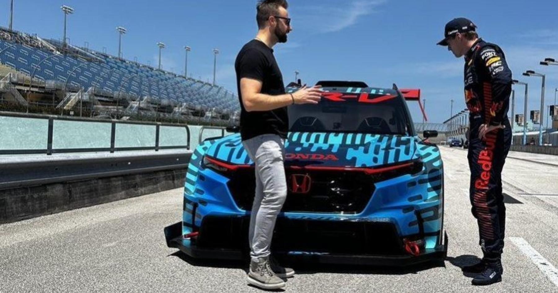 Video: Verstappen achter het stuur van spectaculaire 'The Beast' | RacingNews365