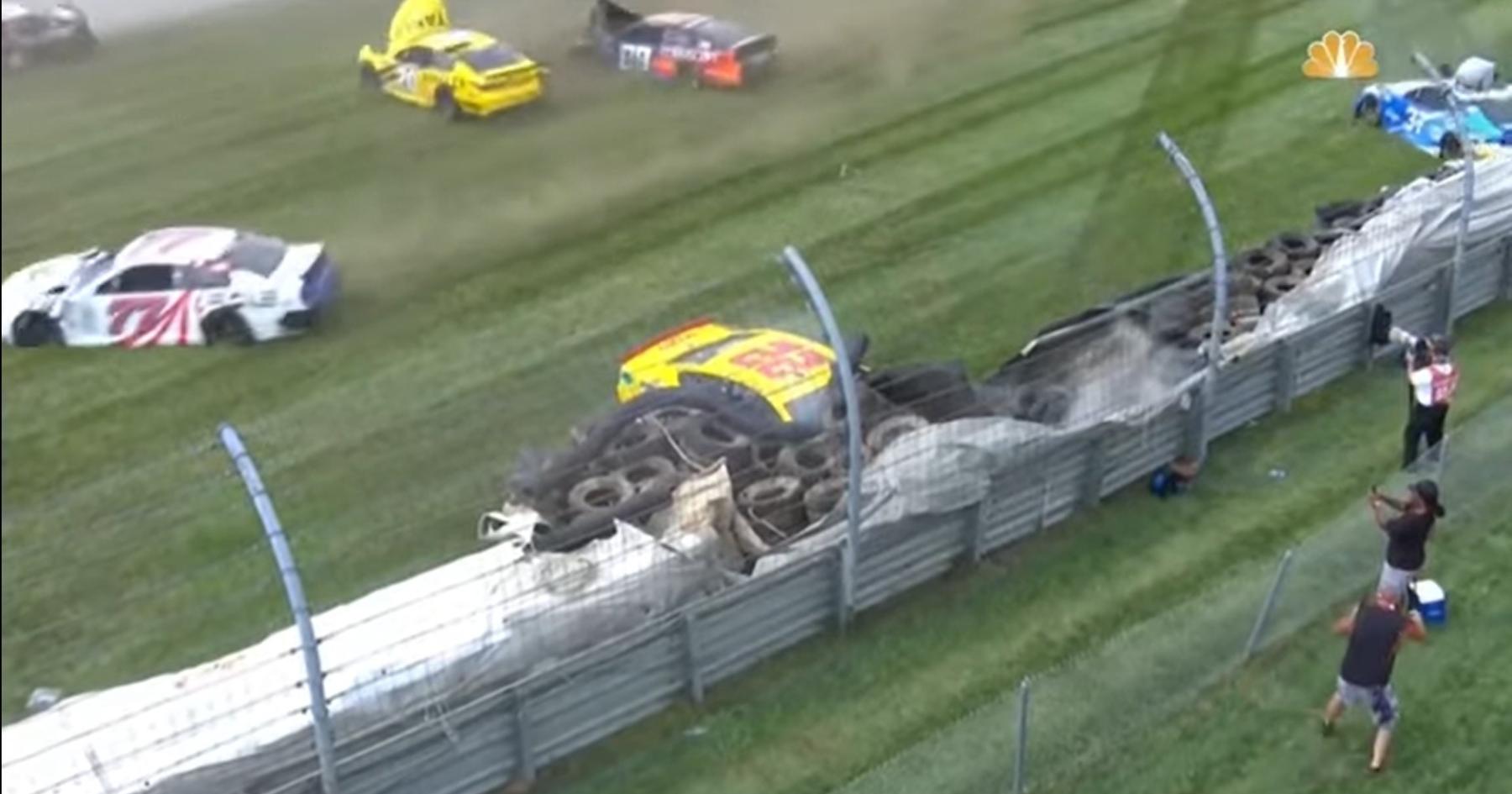 Video: Losse kerbstone zorgt voor massacrash in NASCAR | RacingNews365