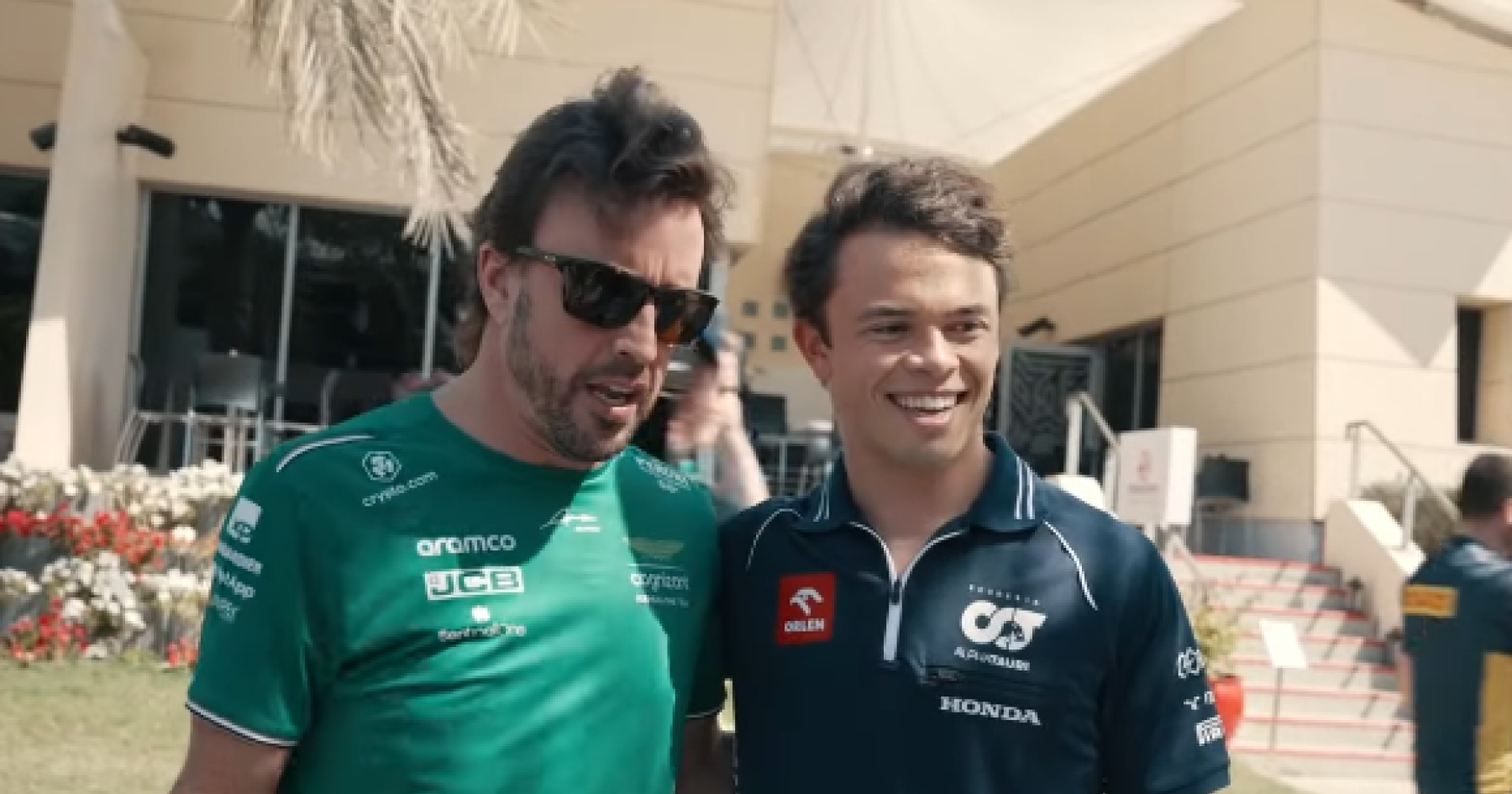 Video: Uniek kijkje achter de schermen tijdens AlphaTauri-debuut De Vries | RacingNews365