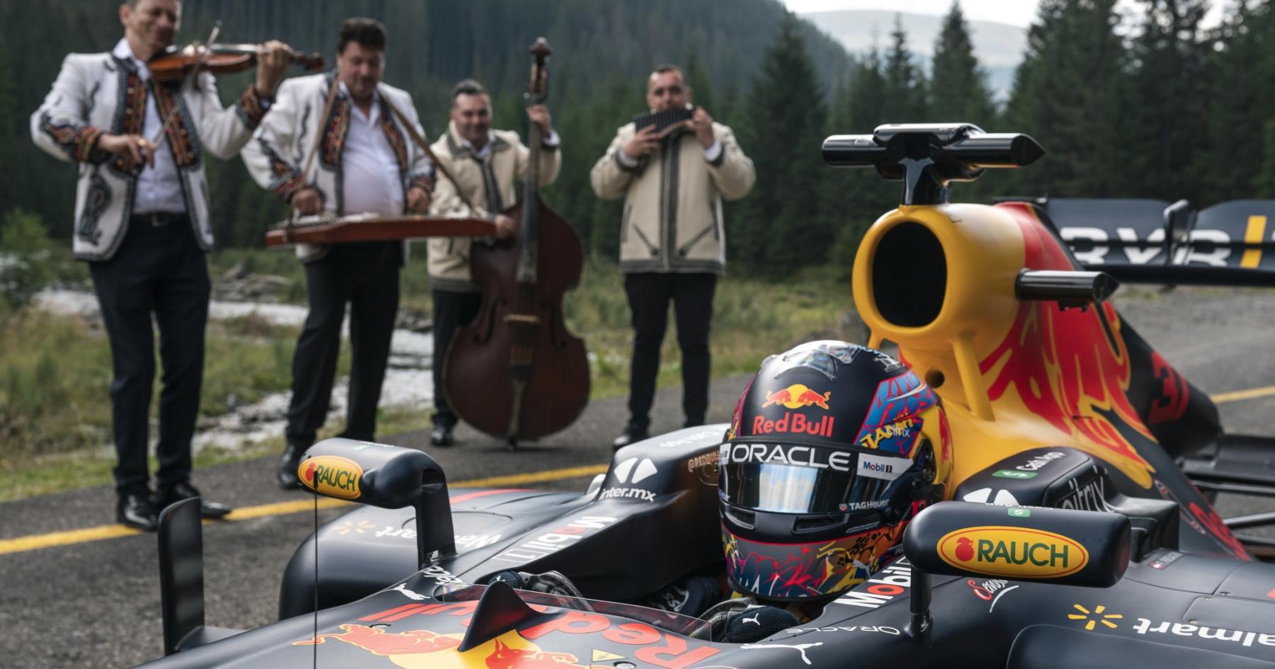 Red Bull F1-bolide maakt prachtige roadtrip over iconische Europese weg ...
