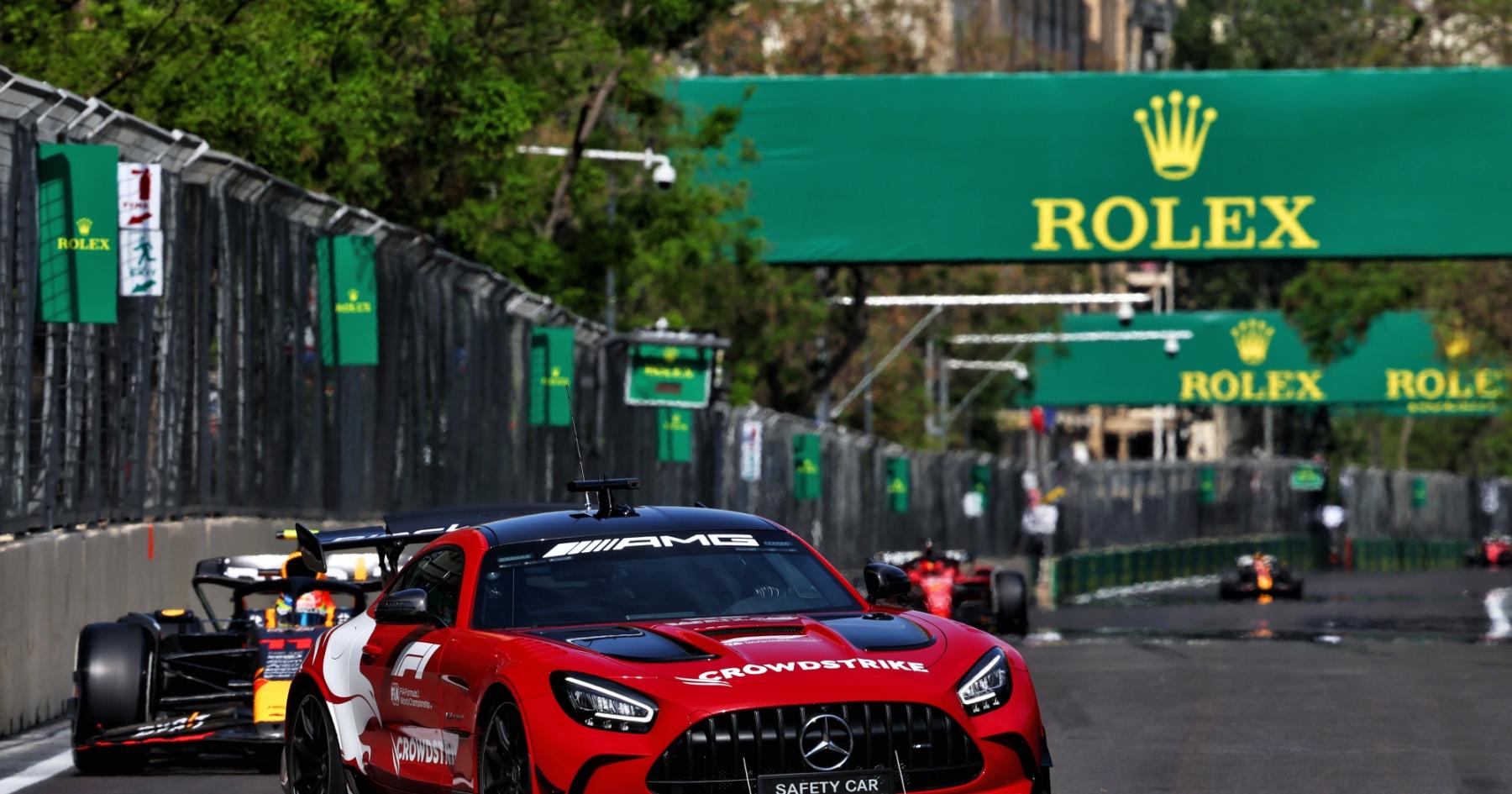 Video: Safety Car-bestuurder geeft unieke 'tour' door zijn kantoor op ...