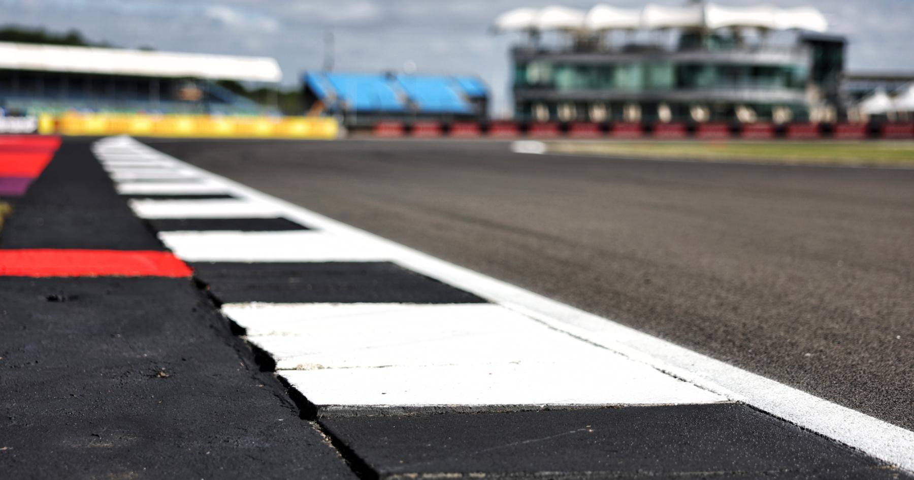 F1-team werkt shakedown af met gloednieuwe bolide | RacingNews365