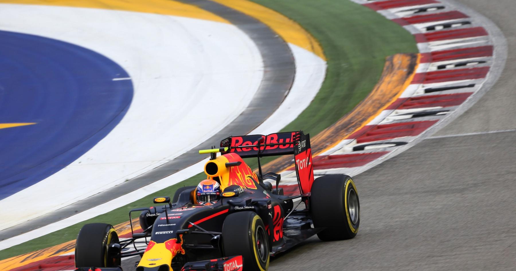 WATCH: Verstappen nearly runs into "Godzilla" in Singapore | RacingNews365