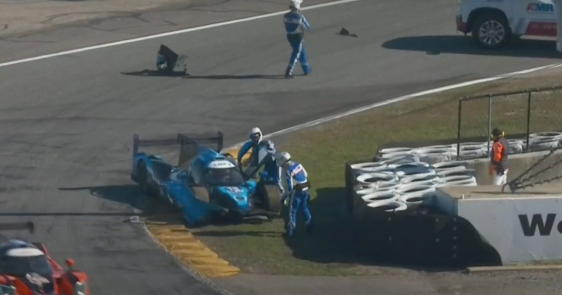Video: Eerste harde crash 24 uur Daytona is een feit, centimeters van ...