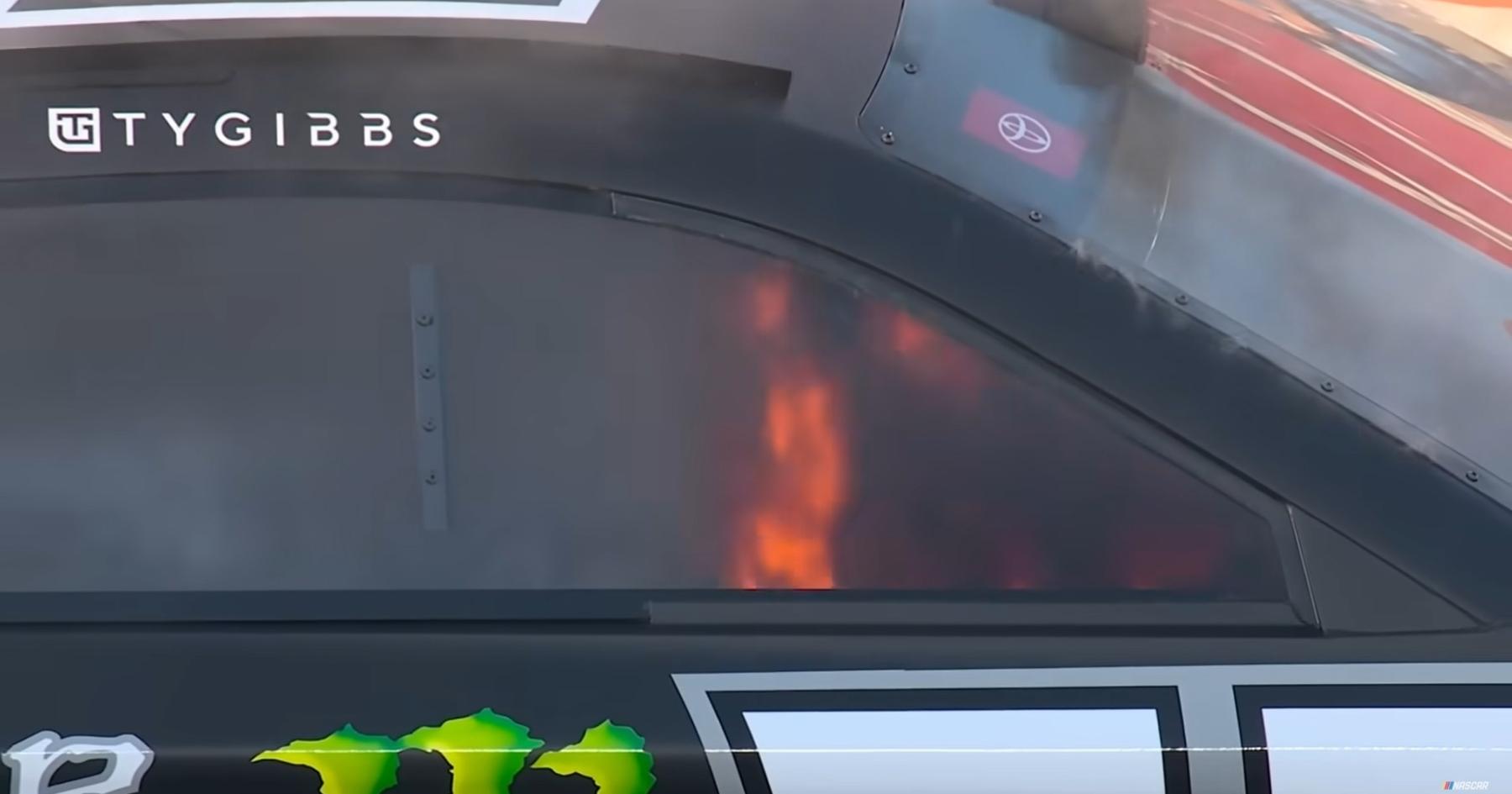 Video: Vlammen dringen razendsnel NASCAR-cockpit binnen | RacingNews365