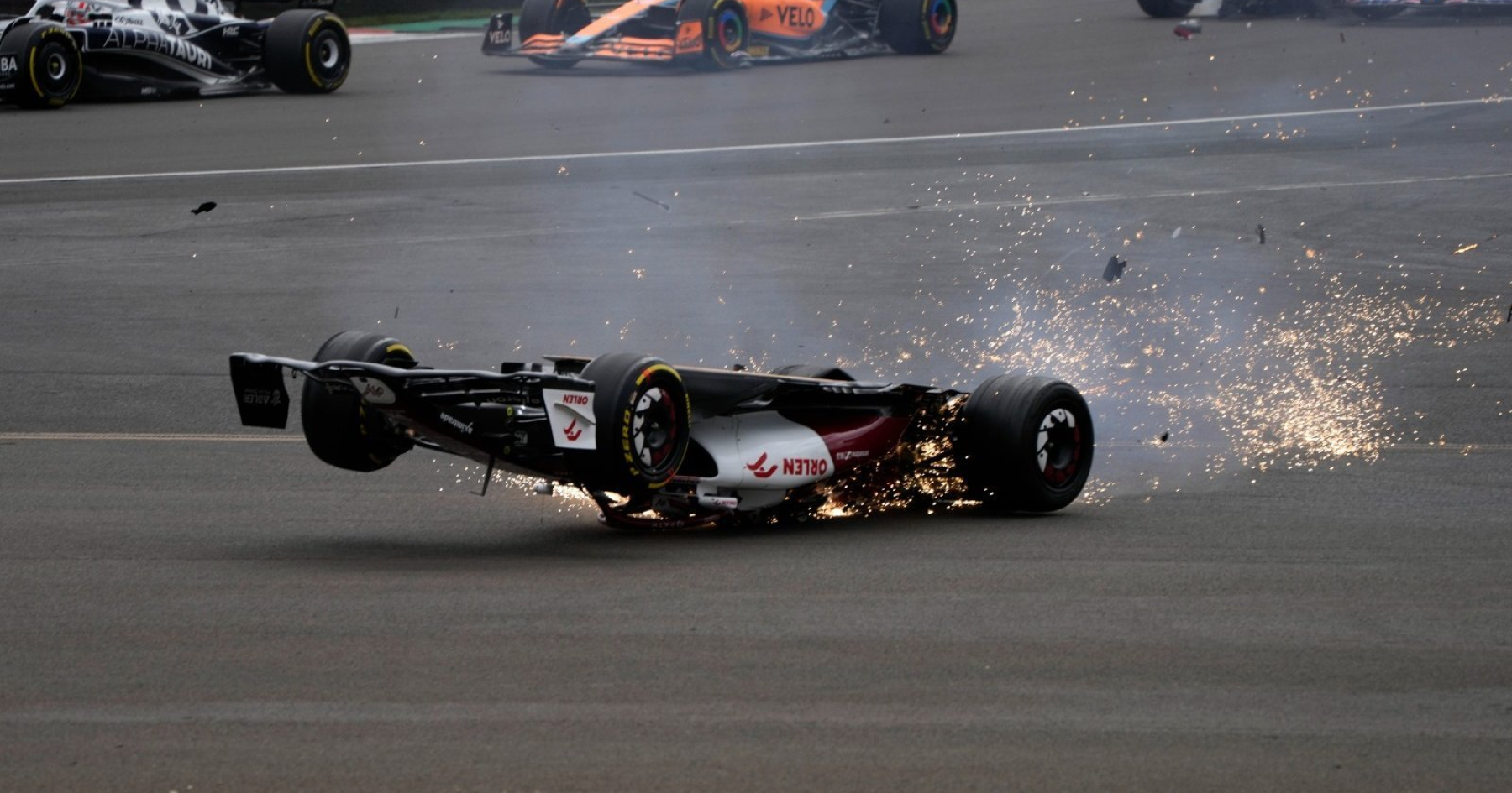 Video: De verschrikkelijke Formule 1-crash van Guanyu Zhou | RacingNews365