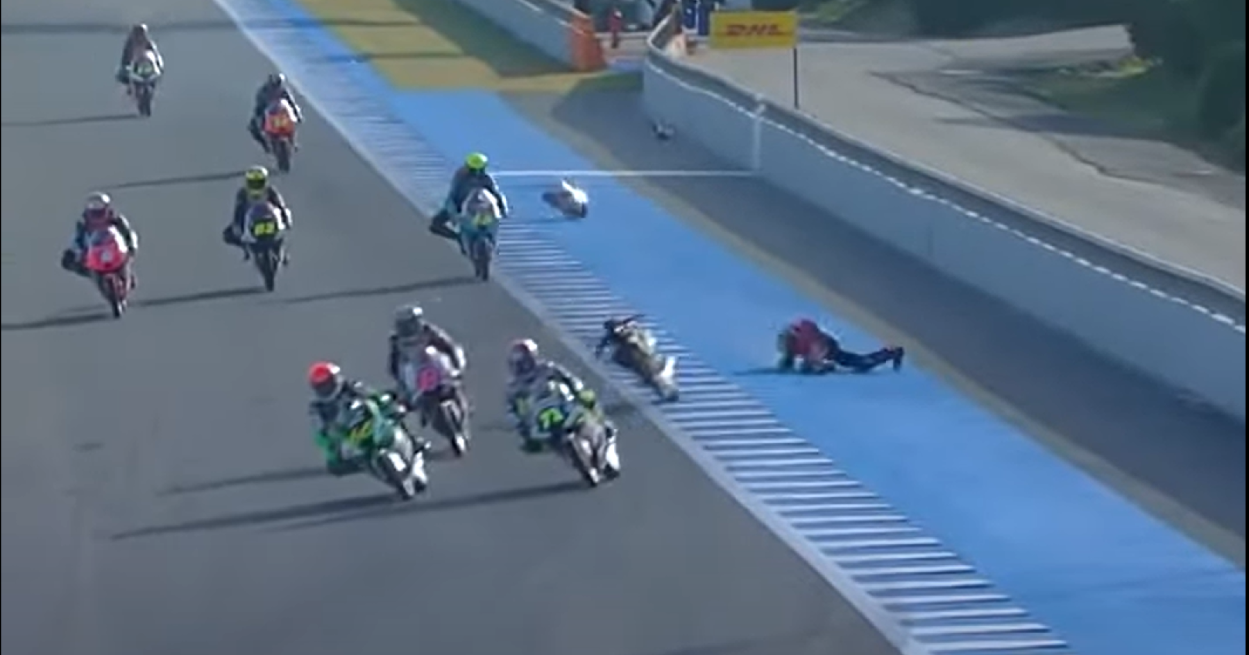 Video: Bizarre crash in de Moto3 met een onbemande motor | RacingNews365