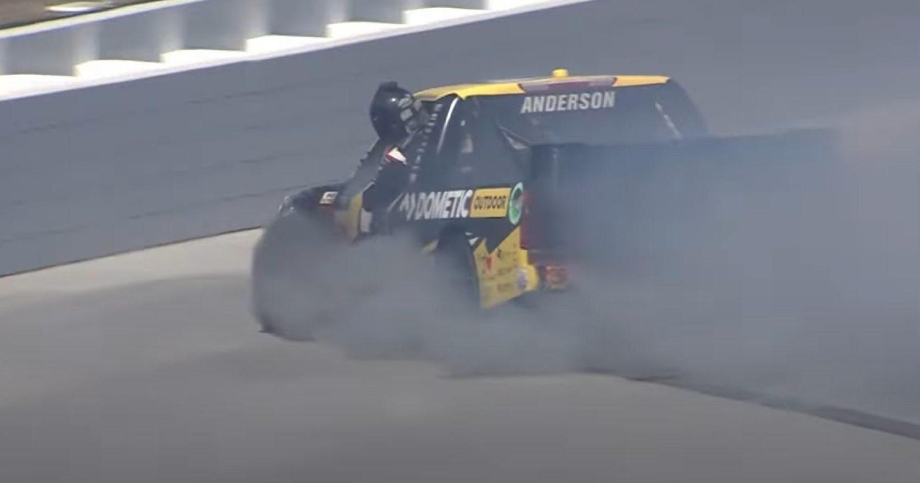 Coureur hangt uit het raam tijdens bizarre crash met brandende NASCAR ...