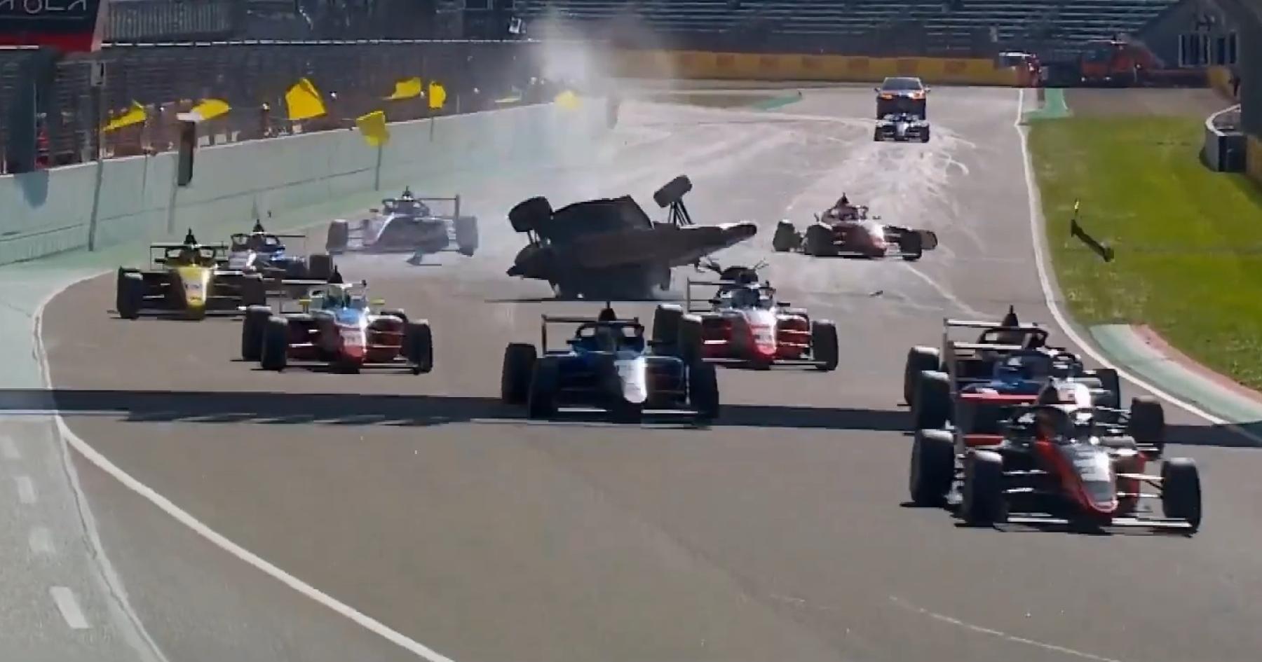 Video: F4-coureur klapt vol op stilstaande polesitter in zware crash ...